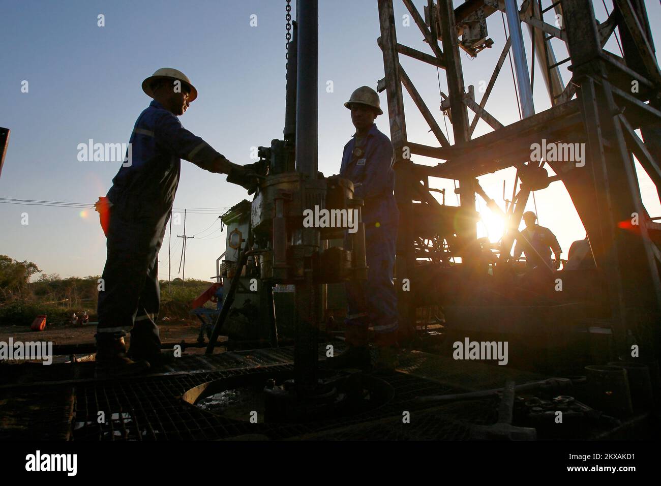 Venezuela oil tower hi-res stock photography and images - Alamy