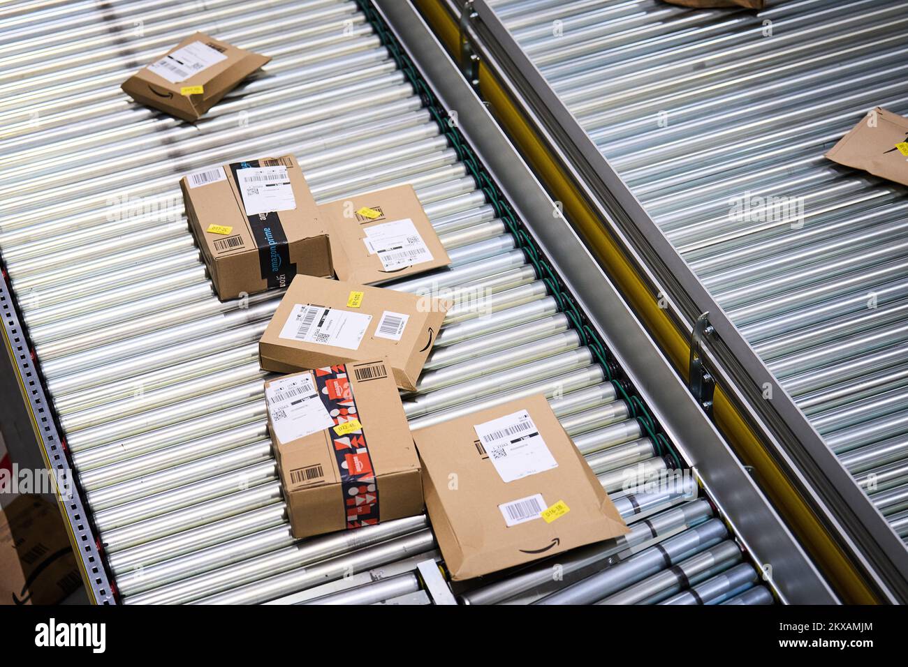 ROZENBURG - Packages on the conveyor belts of the Amazon delivery ...
