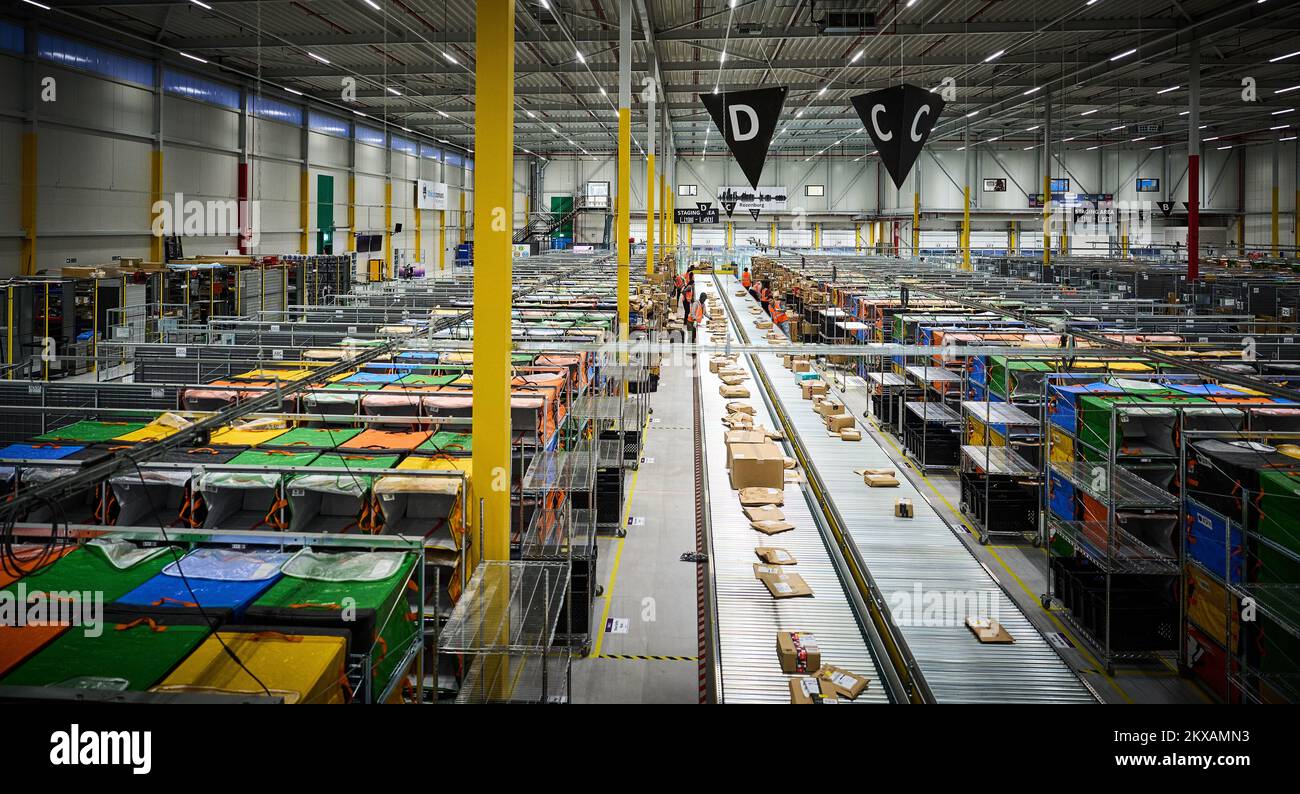 ROZENBURG - Packages on the conveyor belts of the Amazon delivery ...