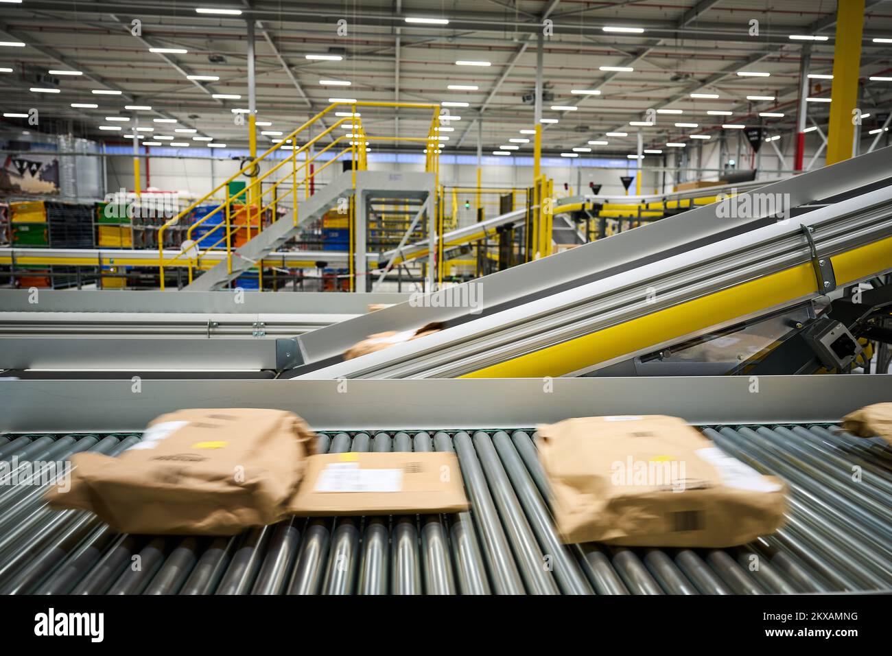 ROZENBURG - Parcels on the conveyor belts of the Amazon delivery ...
