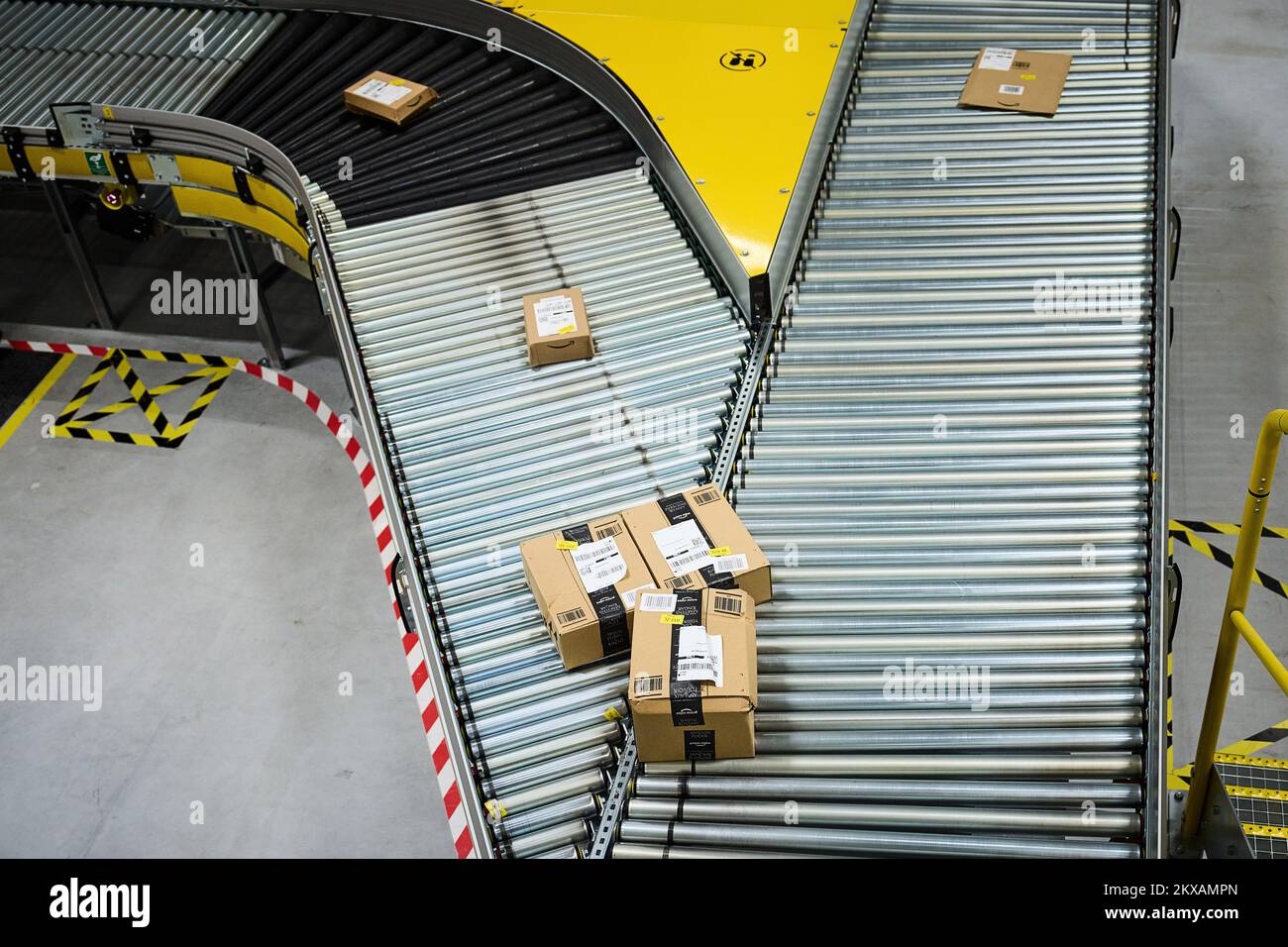 ROZENBURG - Parcels on the conveyor belts of the Amazon delivery ...