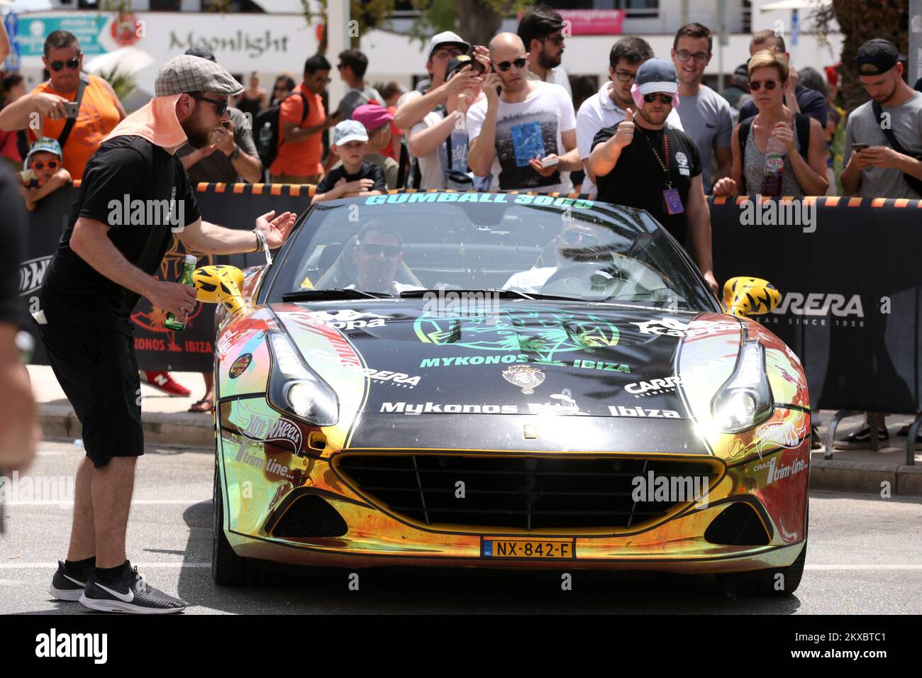 3000 Cars Coming Out