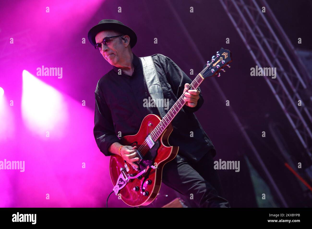 Garbage concert hi-res stock photography and images - Alamy