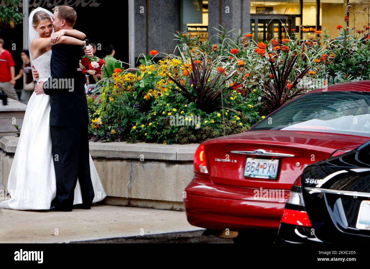 Daily life, Chicago, USA. A wedding couple in the center of the city ...