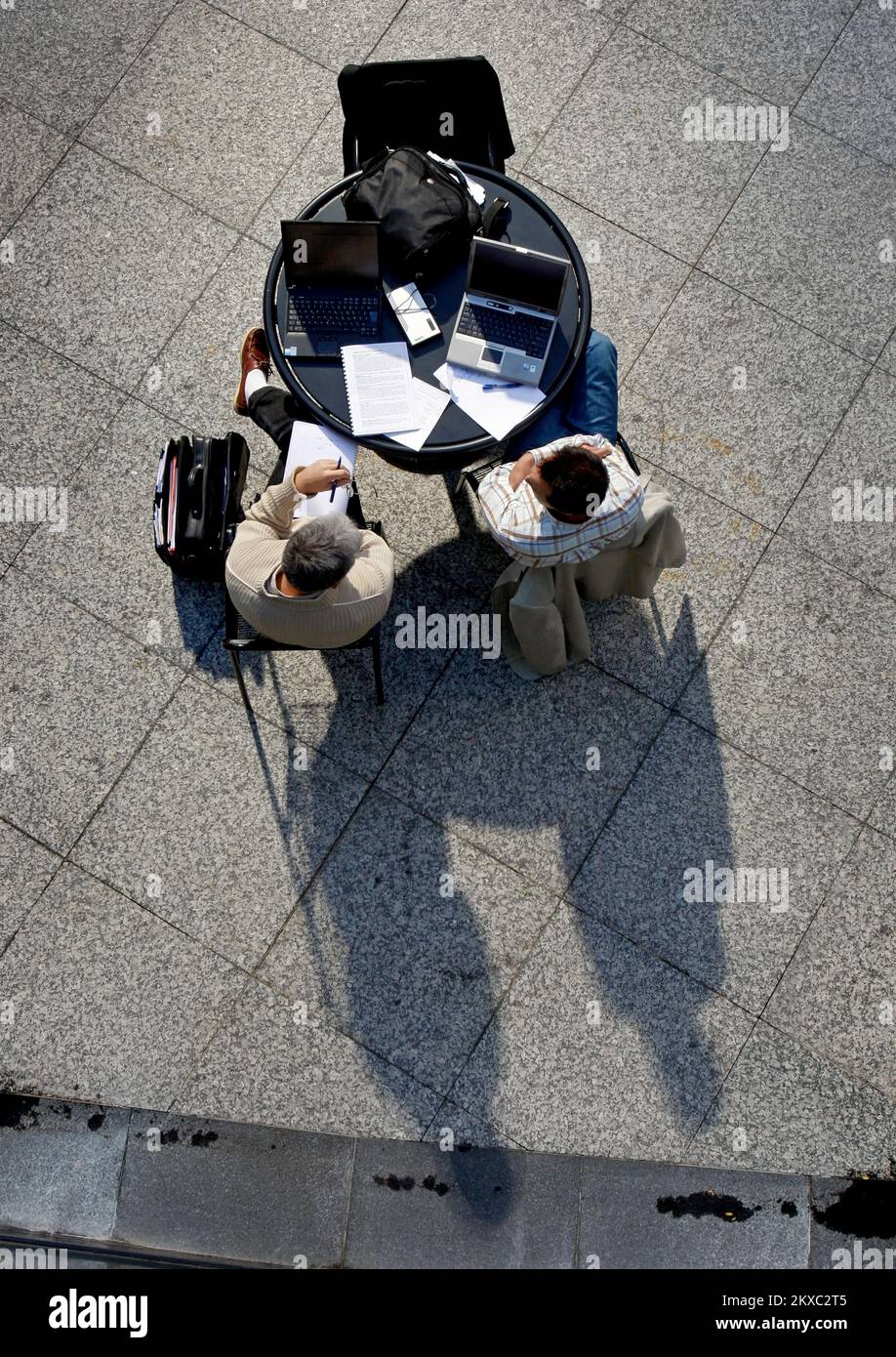 Daily life, city of Chicago. In the picture: Square outside the John ...