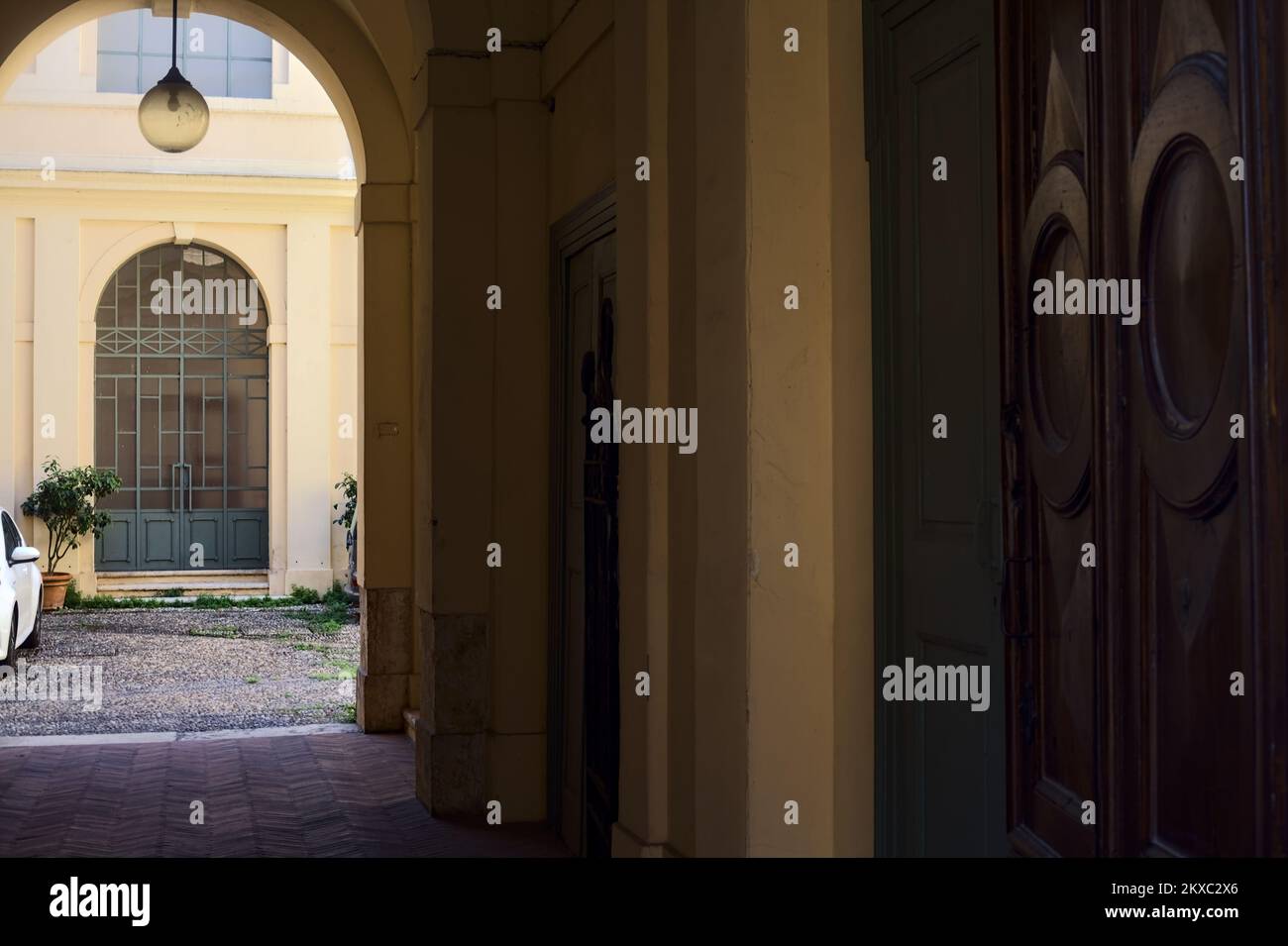 Entrance to a mansion closed by a gate Stock Photo - Alamy