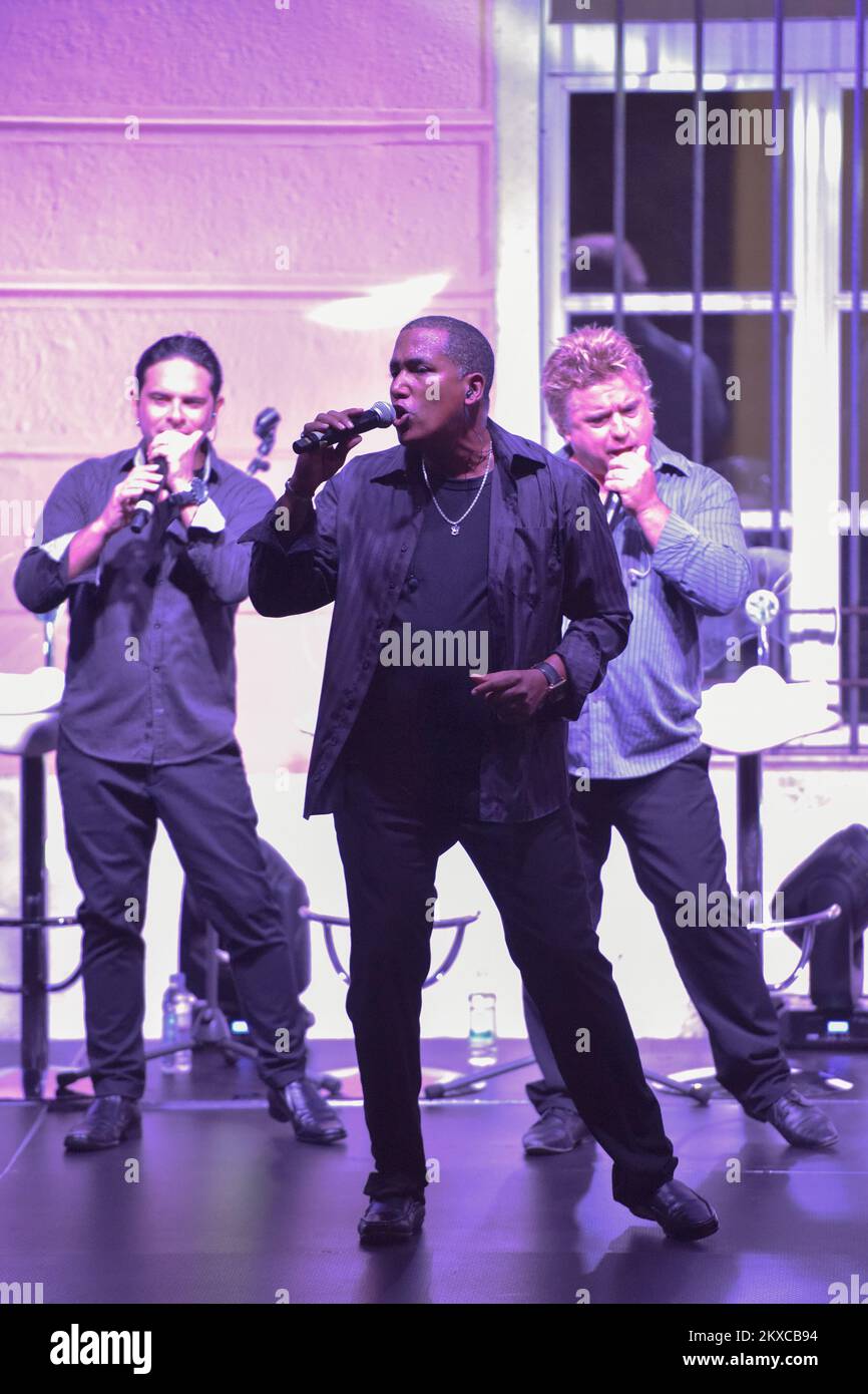 Vocal sampling hi-res stock photography and images - Alamy