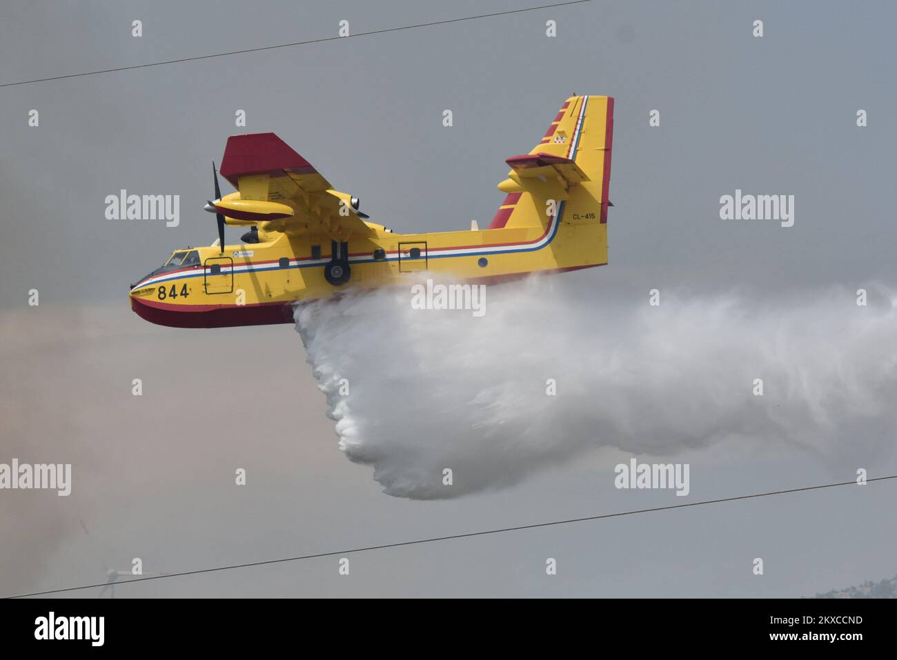 27.07.2019., Dubrava - Fire still active, firefighters and fire ...