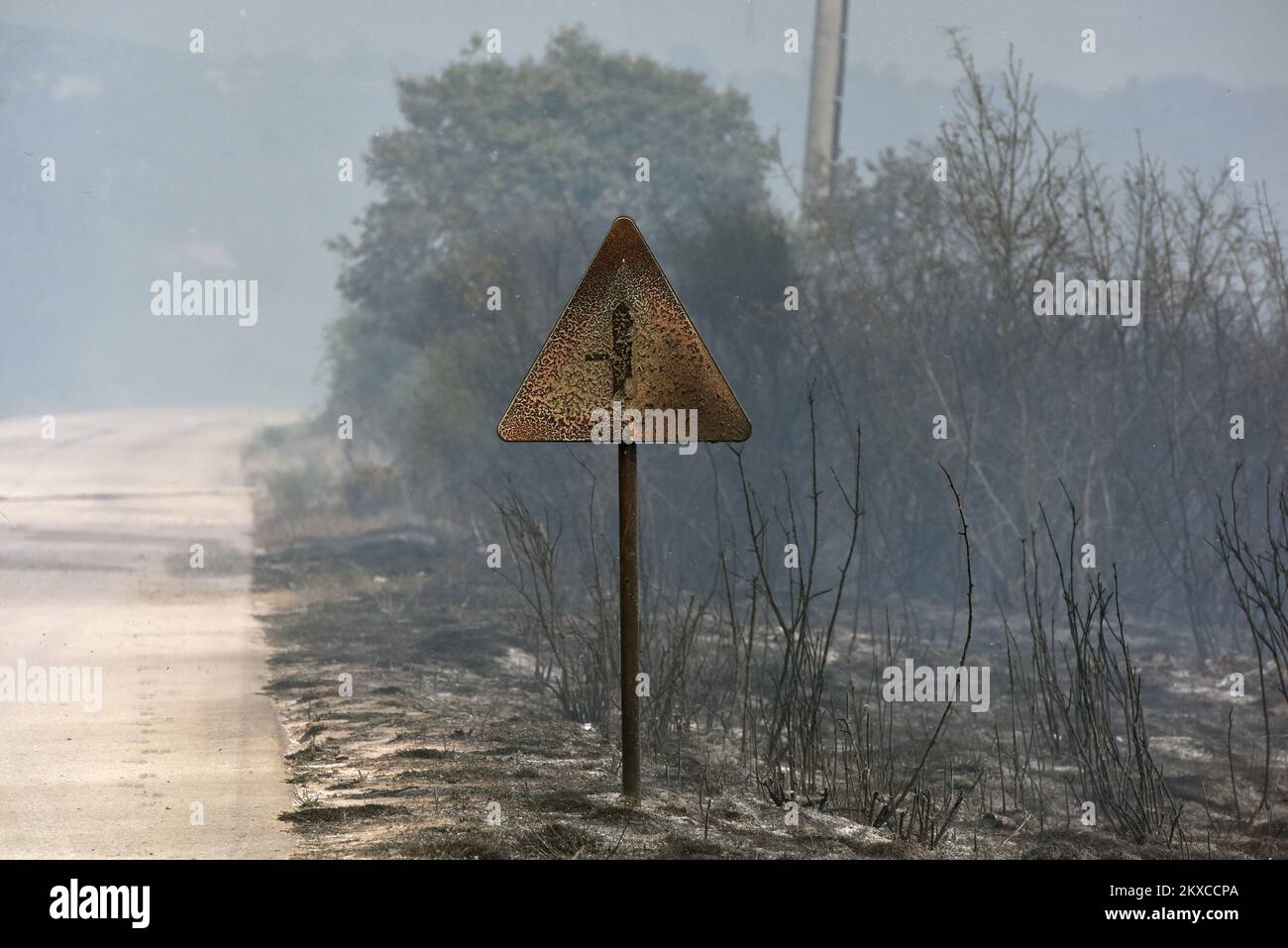 27.07.2019., Dubrava - Fire still active, firefighters and fire ...