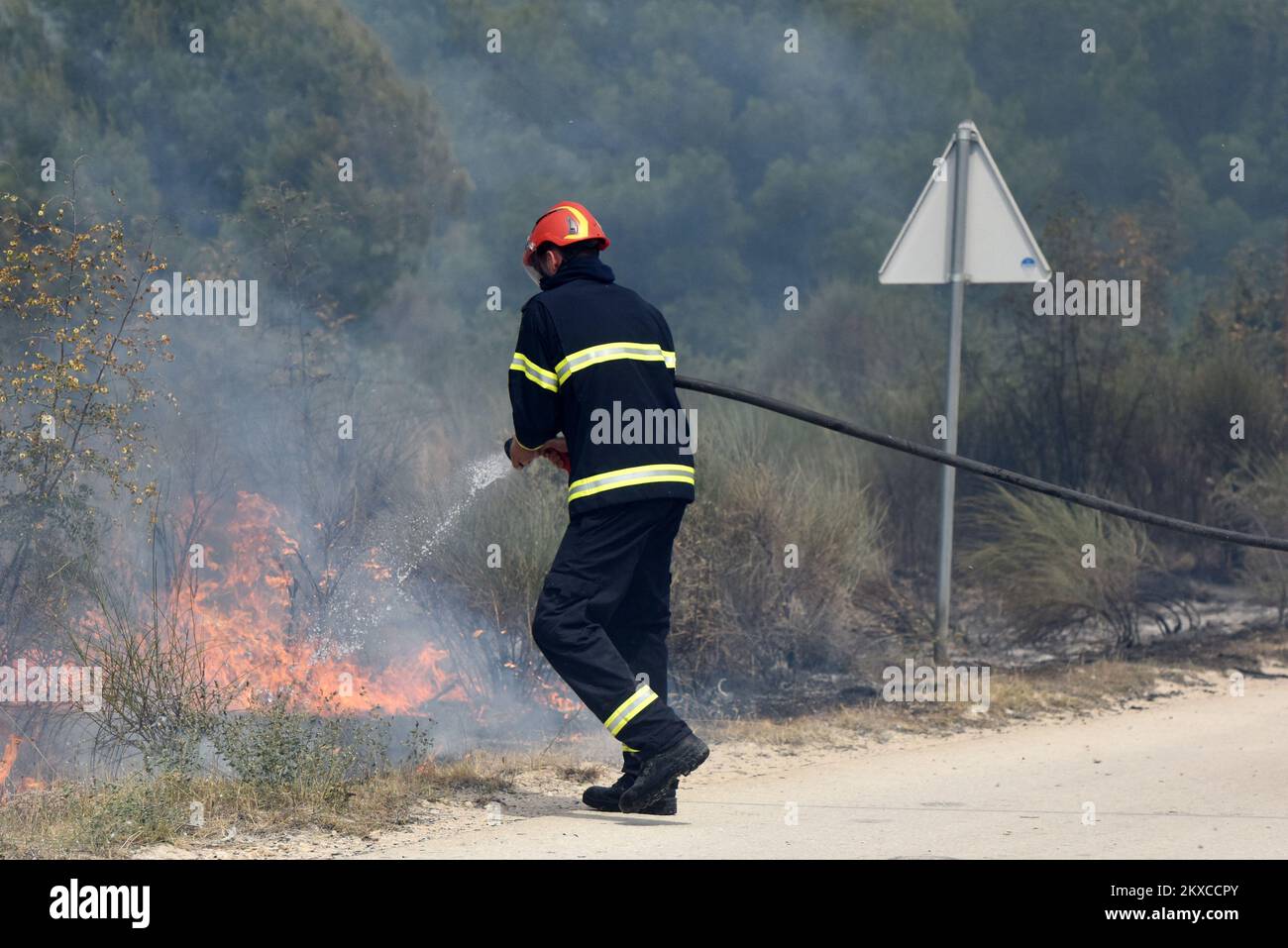 27.07.2019., Dubrava - Fire still active, firefighters and fire ...