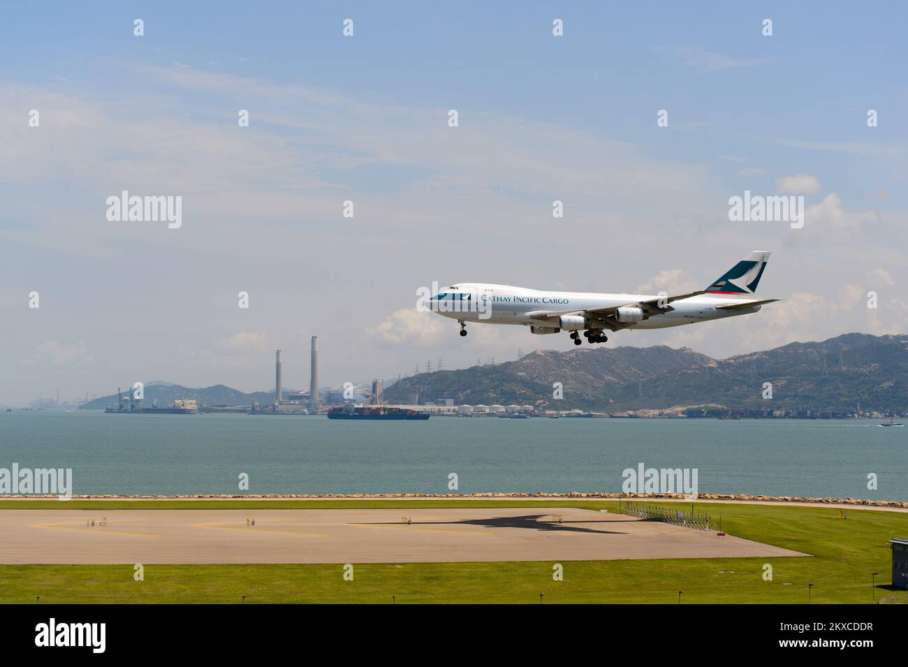 HONG KONG - JUNE 04, 2015: Cathay Pacific aircraft landing. Cathay ...