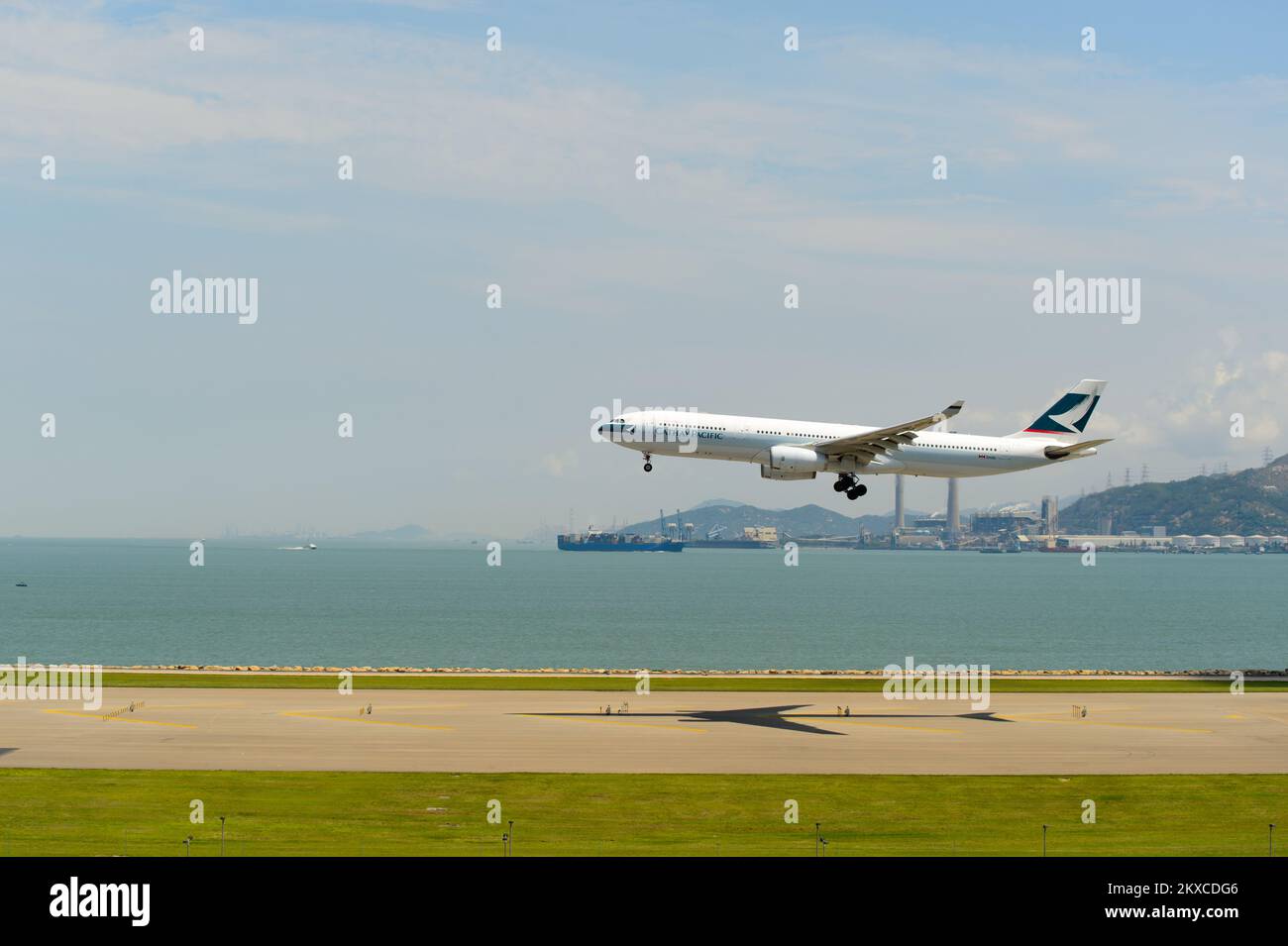 HONG KONG - JUNE 04, 2015: Cathay Pacific aircraft landing. Cathay ...