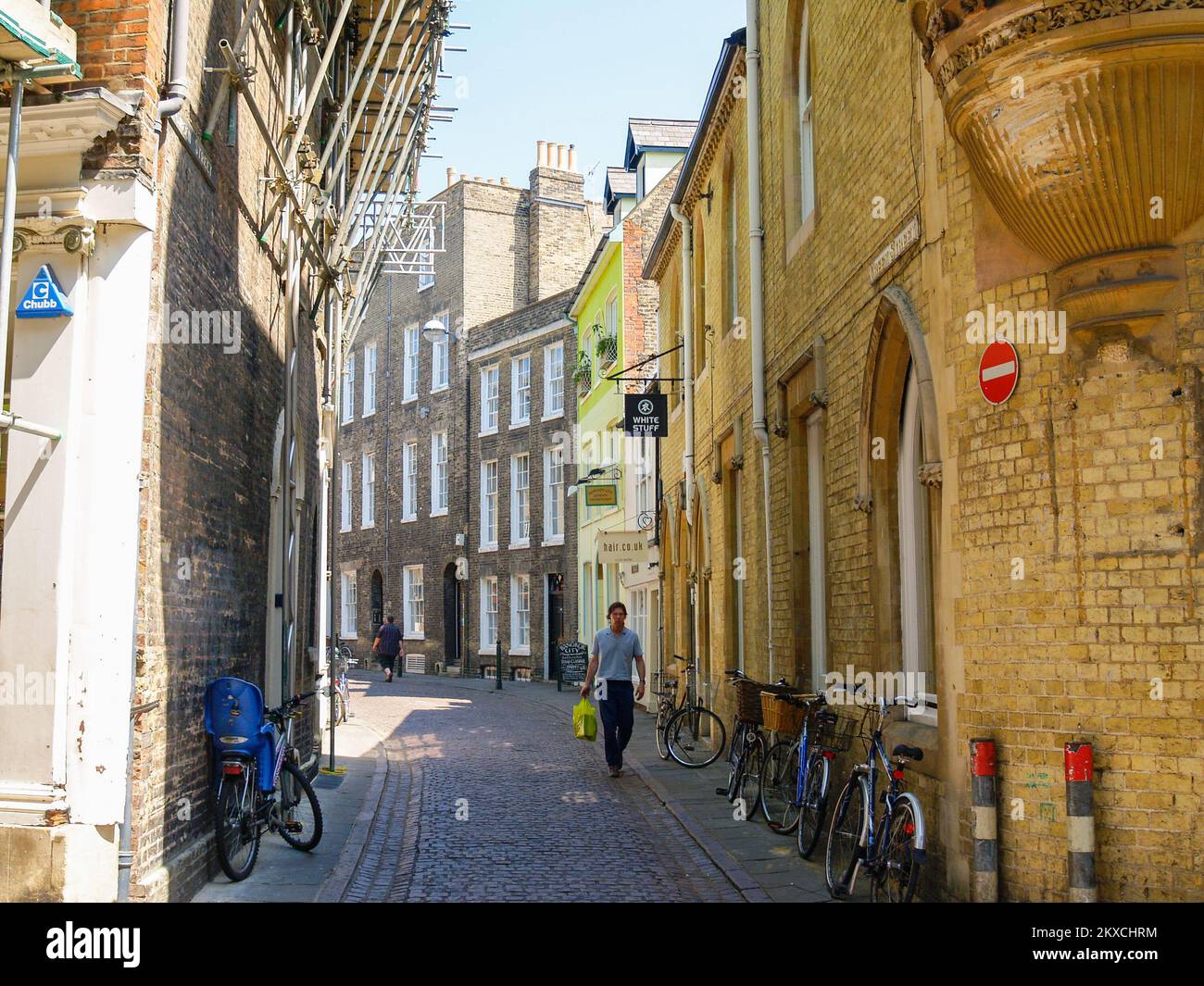 Shady alleyway hi-res stock photography and images - Alamy