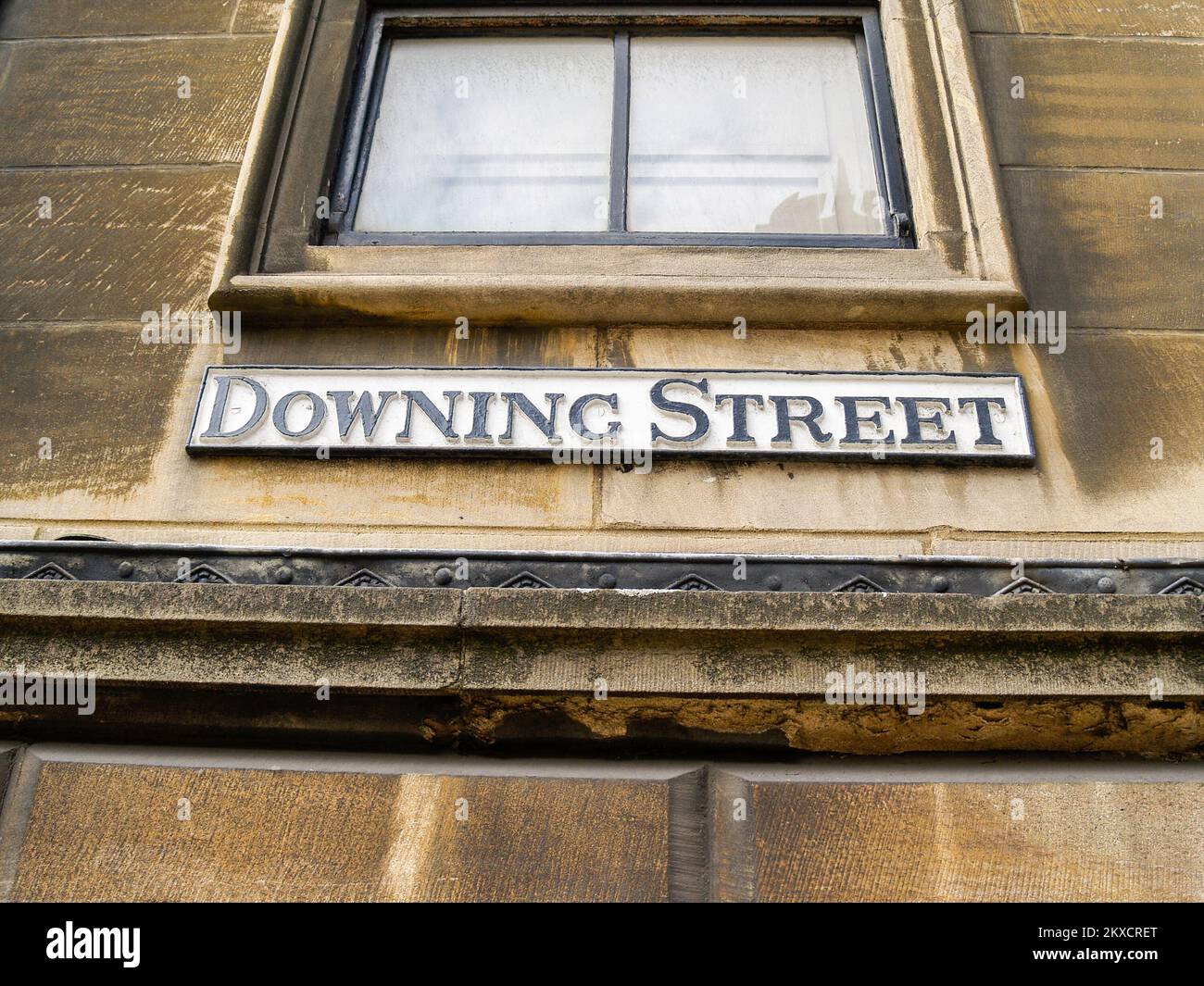 Downing street sign on side of stone building, London England Stock ...