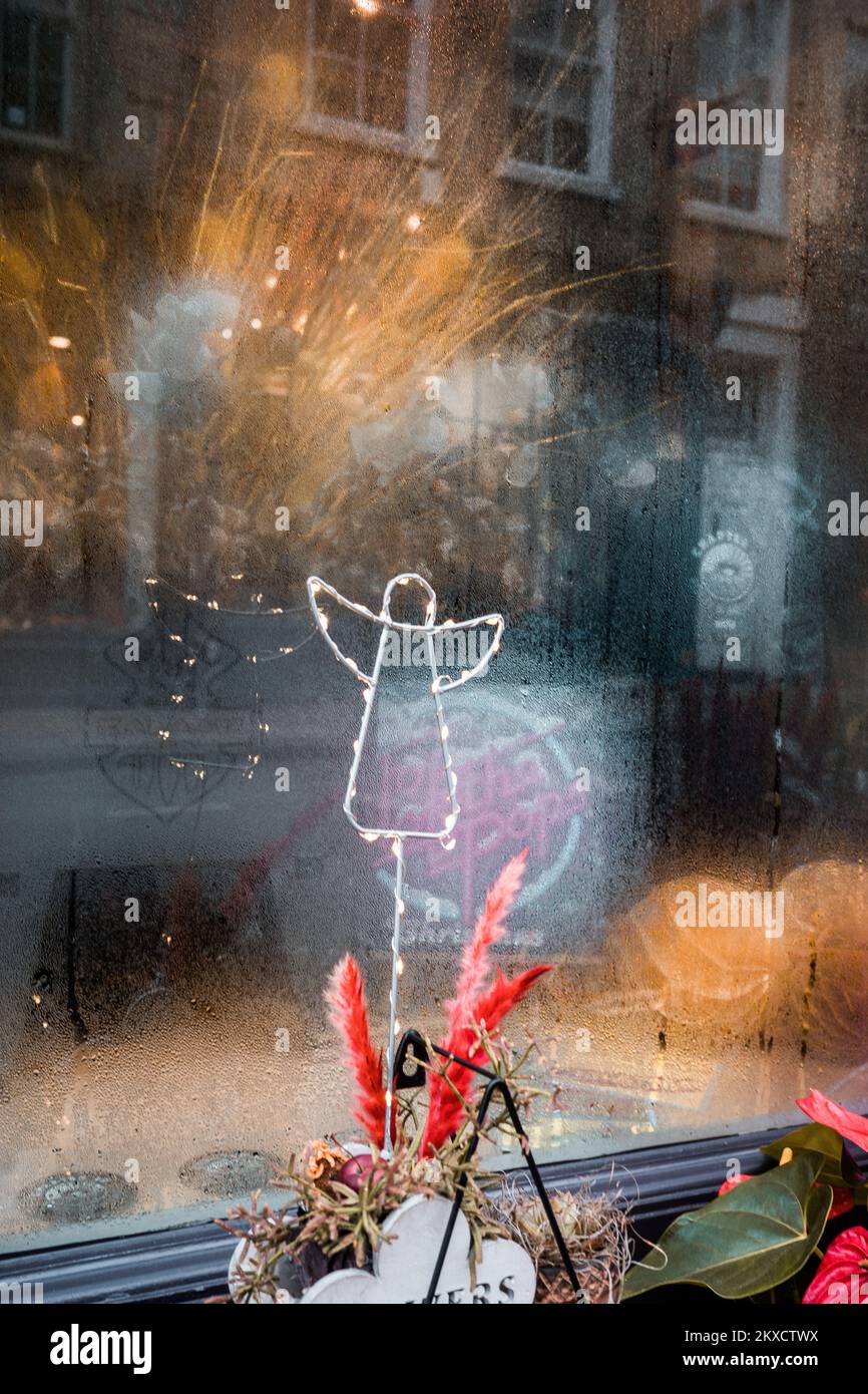 Christmas shop window angel hi-res stock photography and images - Alamy