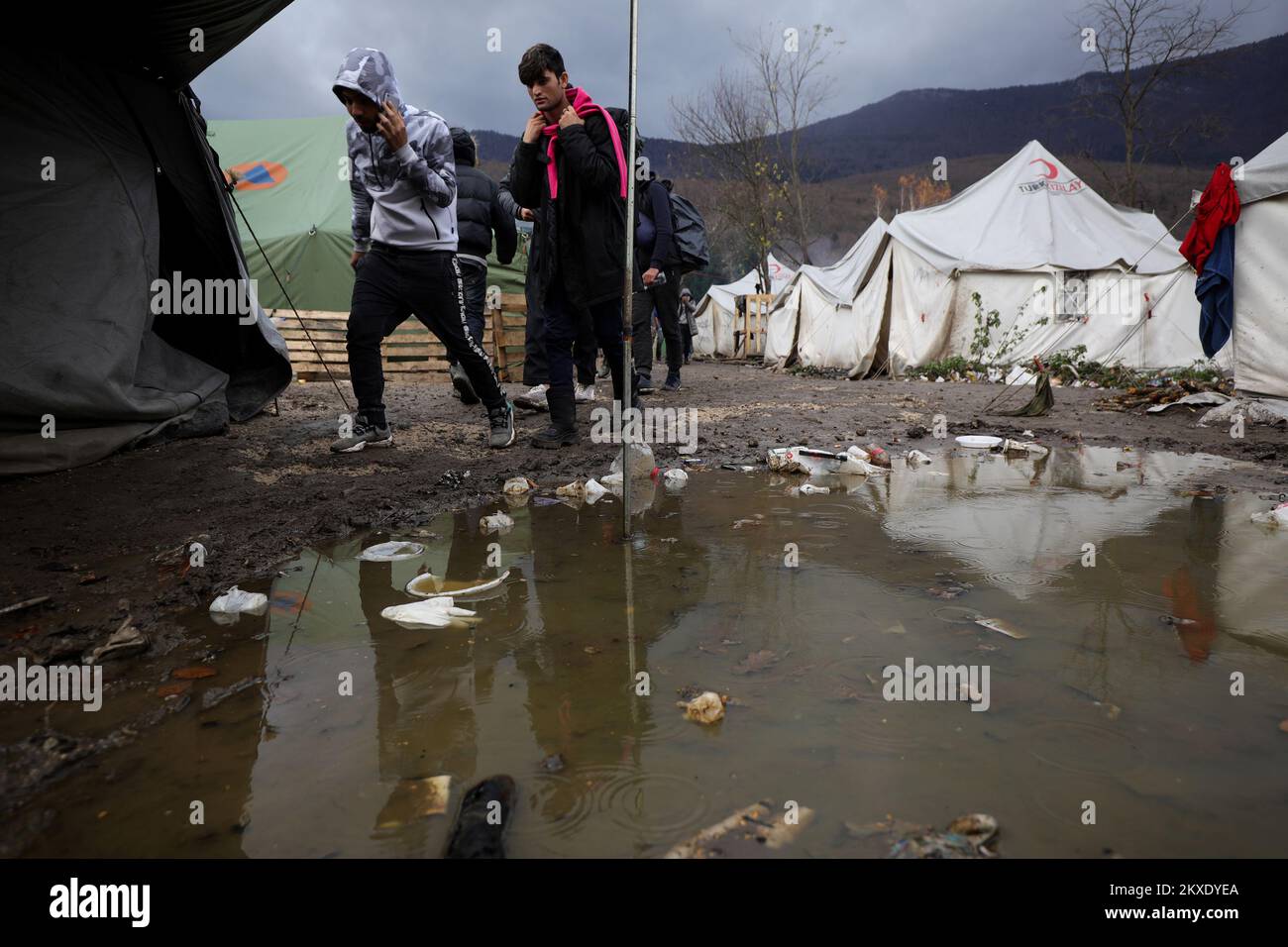 29.11.2019., Bihac, Bosnia and Herzegovina - Just under 1000 migrants ...