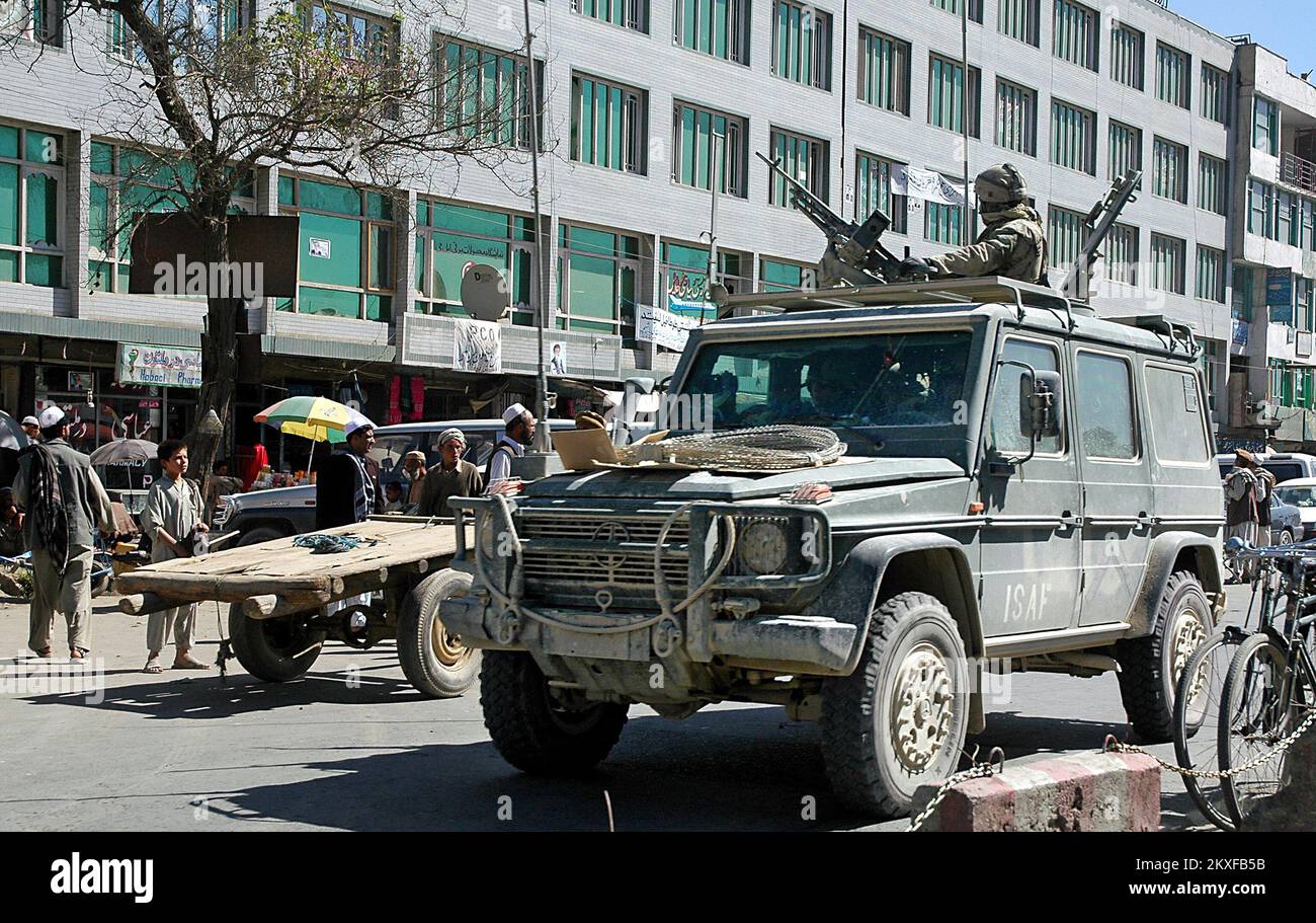 Kabul / Afghanistan: A soldier mans a machine gun on the roof of an ...