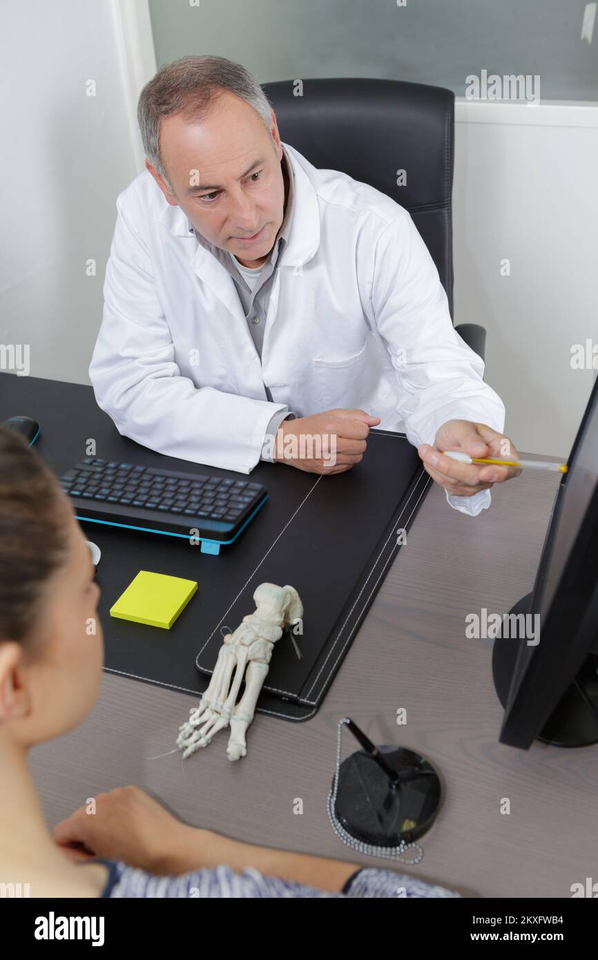 doctor pointing anatomical model Stock Photo - Alamy