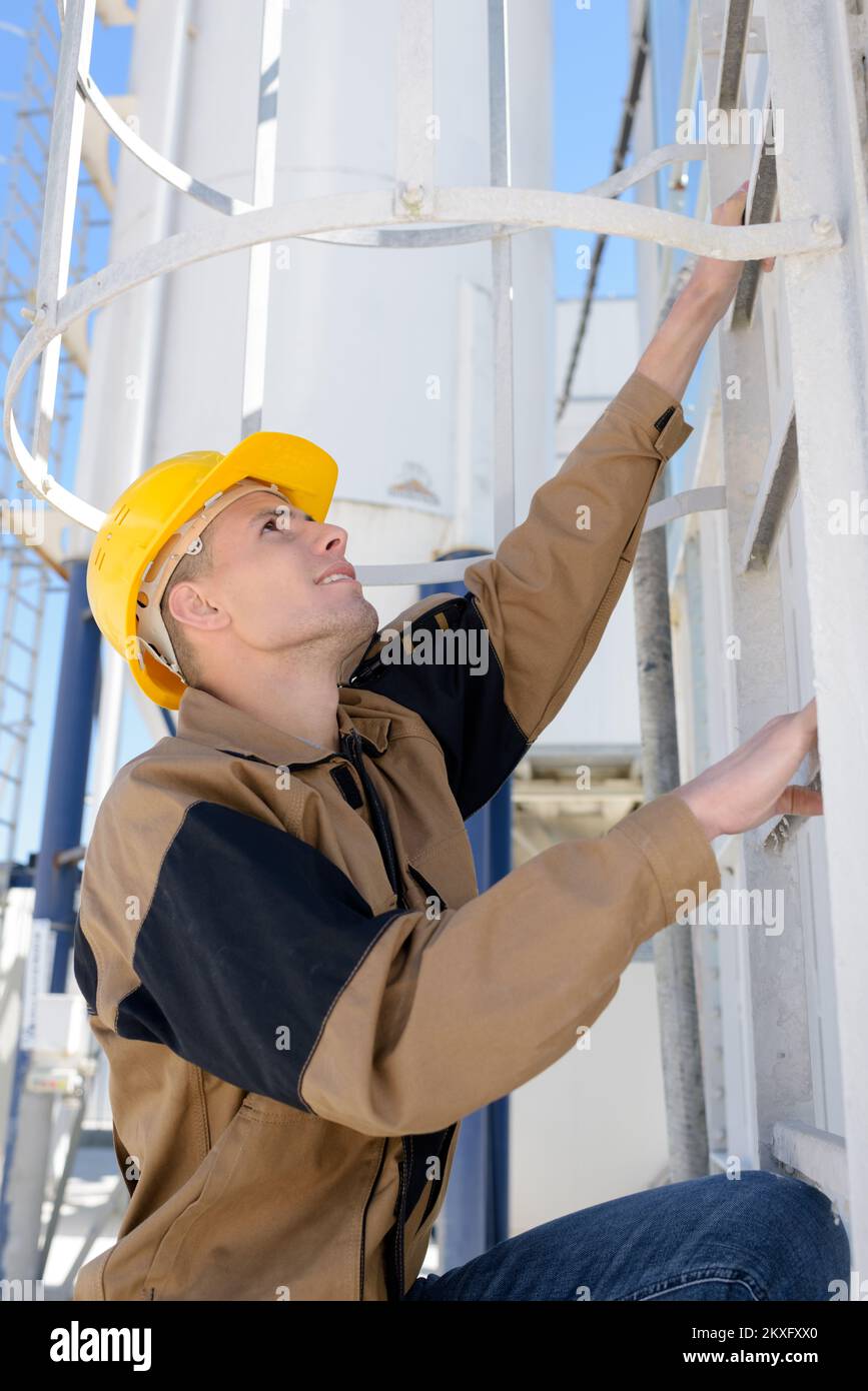 Oil refinery climbing storage tank hi-res stock photography and images ...