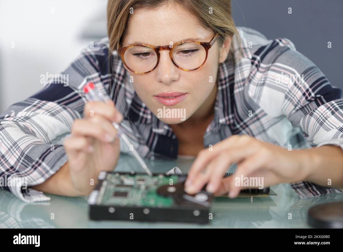 Female computer technician hi-res stock photography and images - Alamy