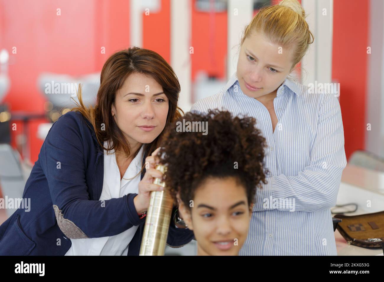 teacher showing apprentice how to spray hairs customer Stock Photo - Alamy teacher showing apprentice how to spray hairs customer Stock Photo - Alamy