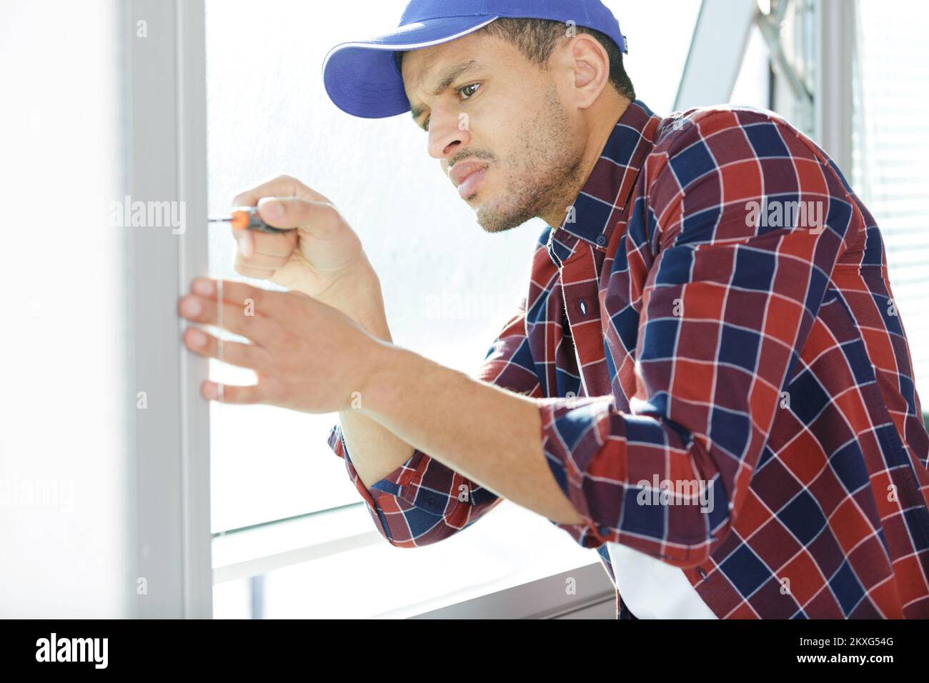 a male contractor installing window blinds Stock Photo - Alamy