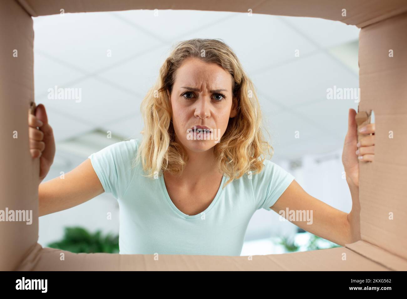 Unbox package hi-res stock photography and images - Alamy