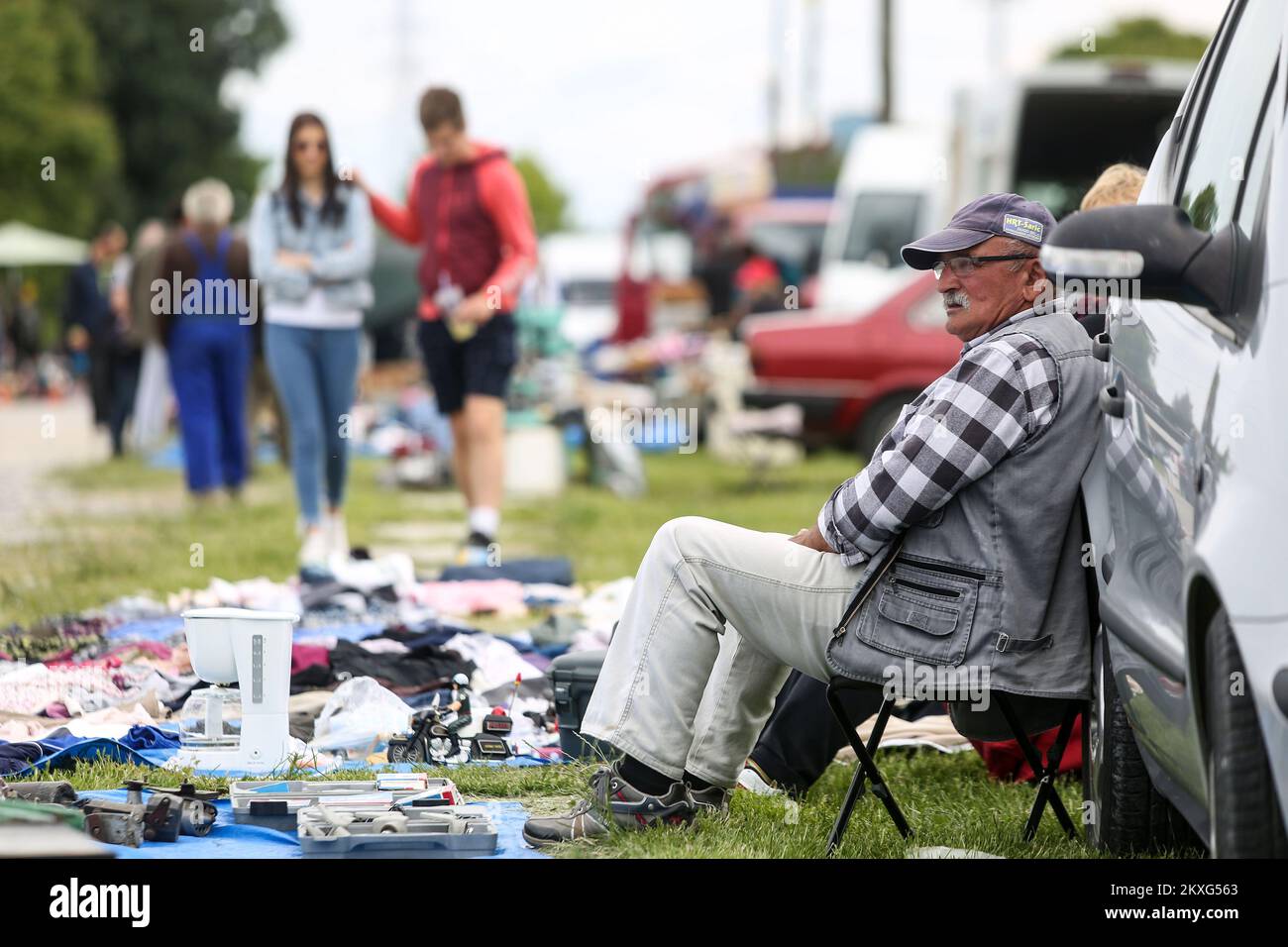 Seller is trying to sell secon hand household items at the Sunday ...