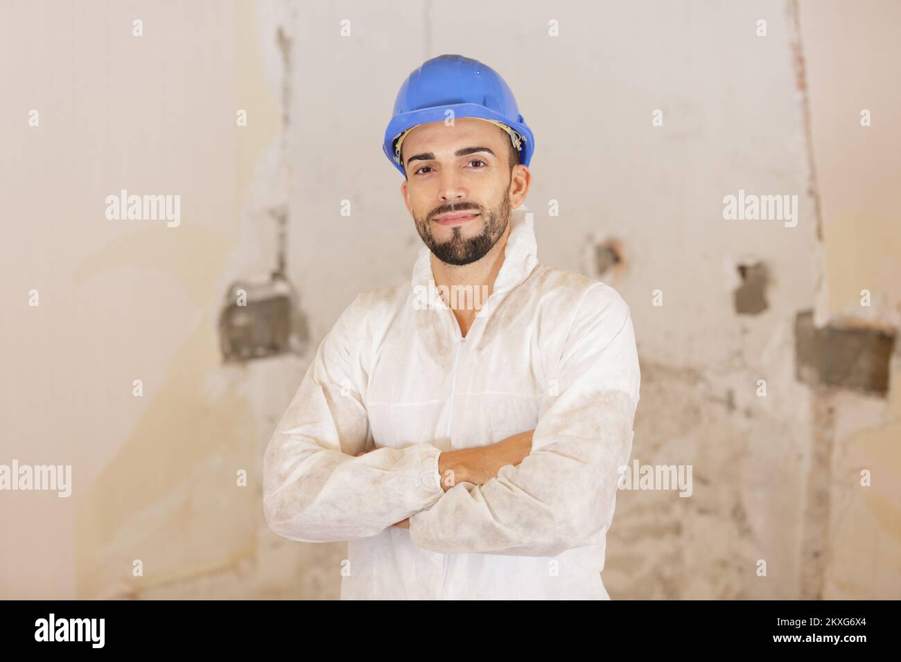 portrait of young male builder on renovation site Stock Photo - Alamy