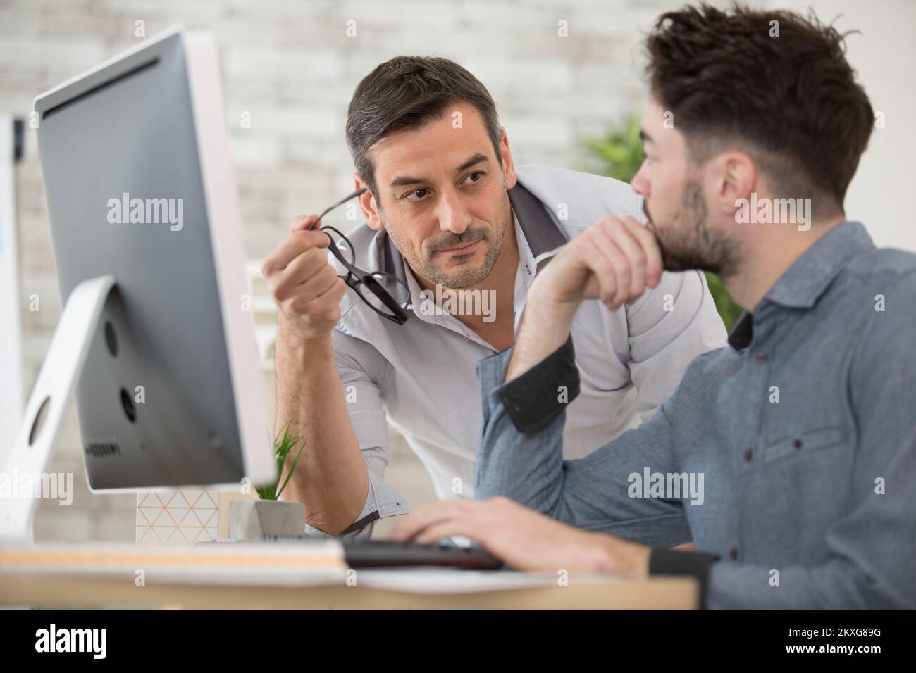 Junior and senior men talking hi-res stock photography and images - Alamy
