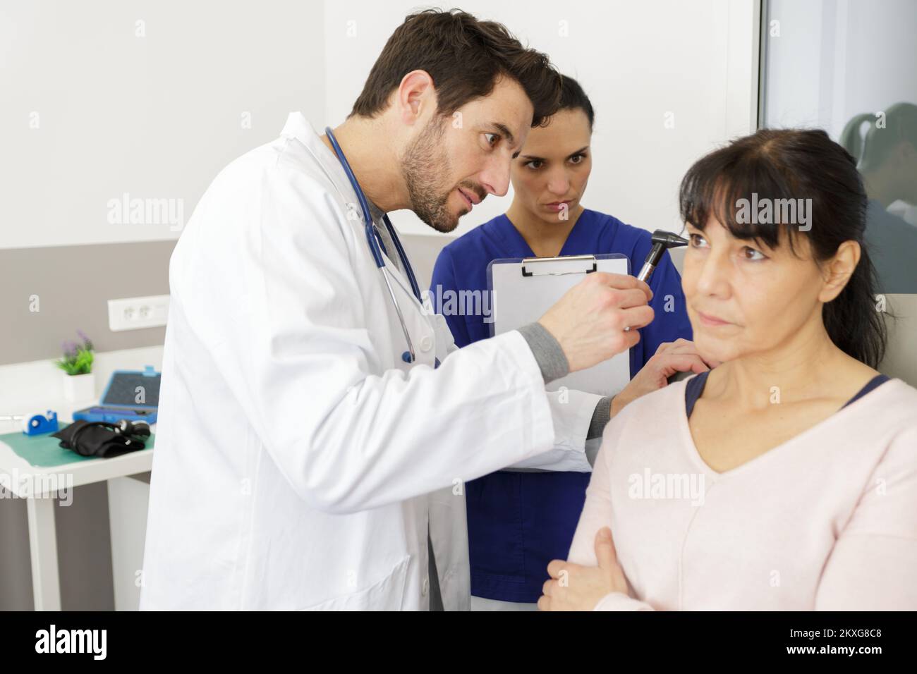 Female pediatrician doing medical checkup hi-res stock photography and ...
