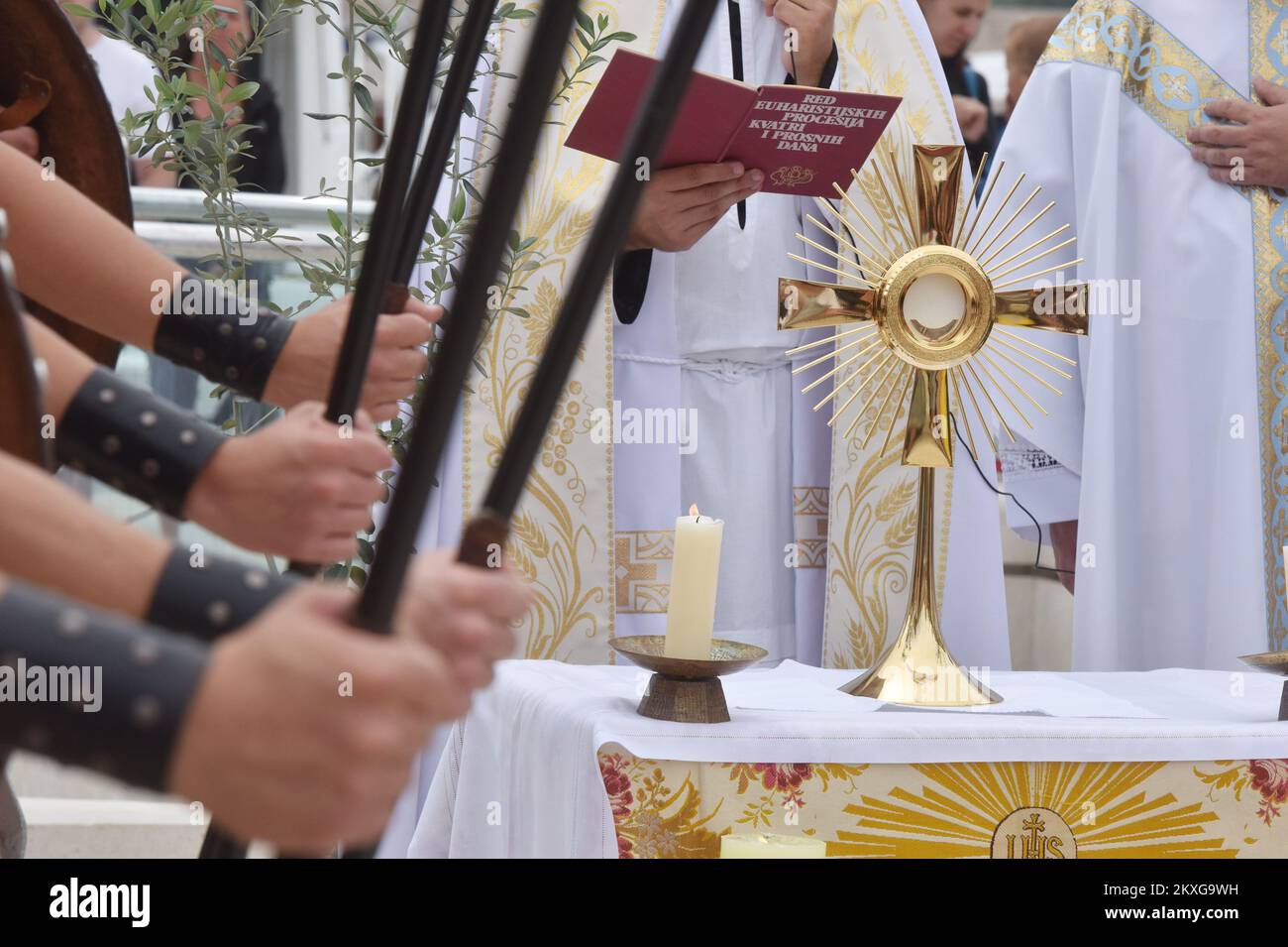 Eucharist holy thursday mass hi-res stock photography and images - Alamy