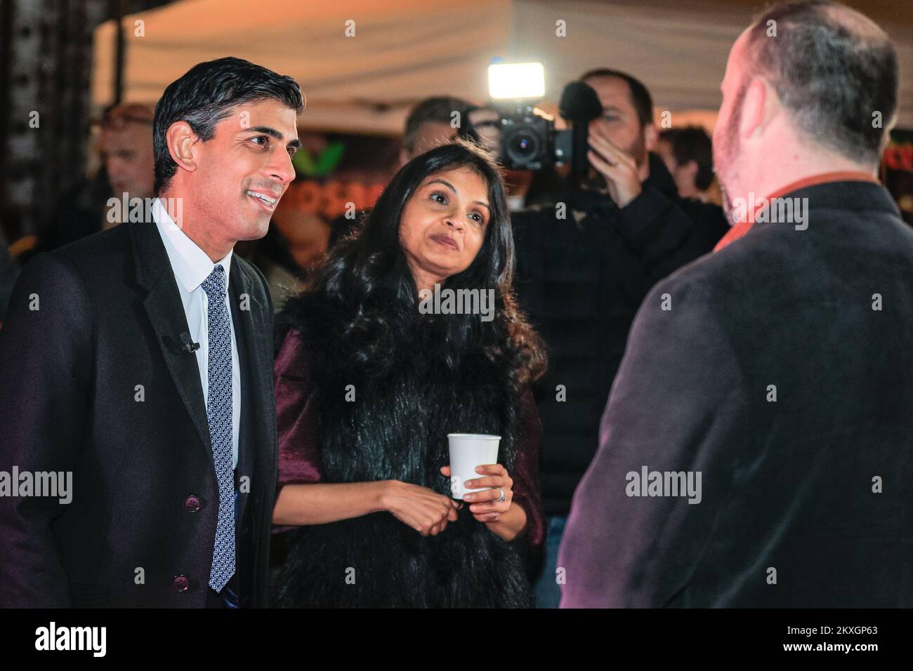 London, UK. 30th Nov, 2022. The Sunaks chat to traders at Neary Nogs ...