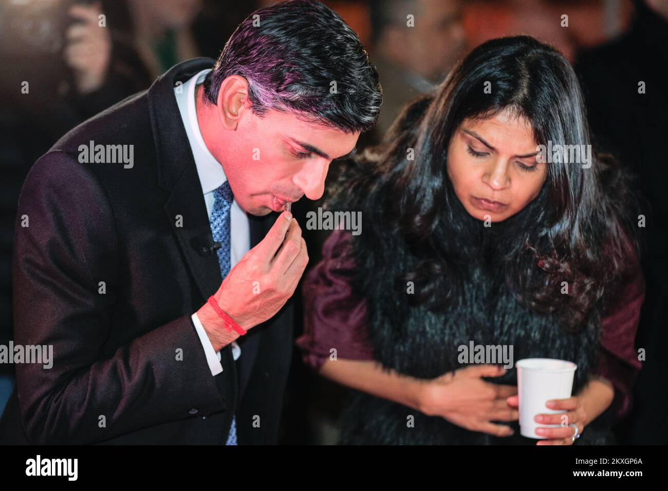 London, UK. 30th Nov, 2022. The Sunaks chat to traders at Neary Nogs ...