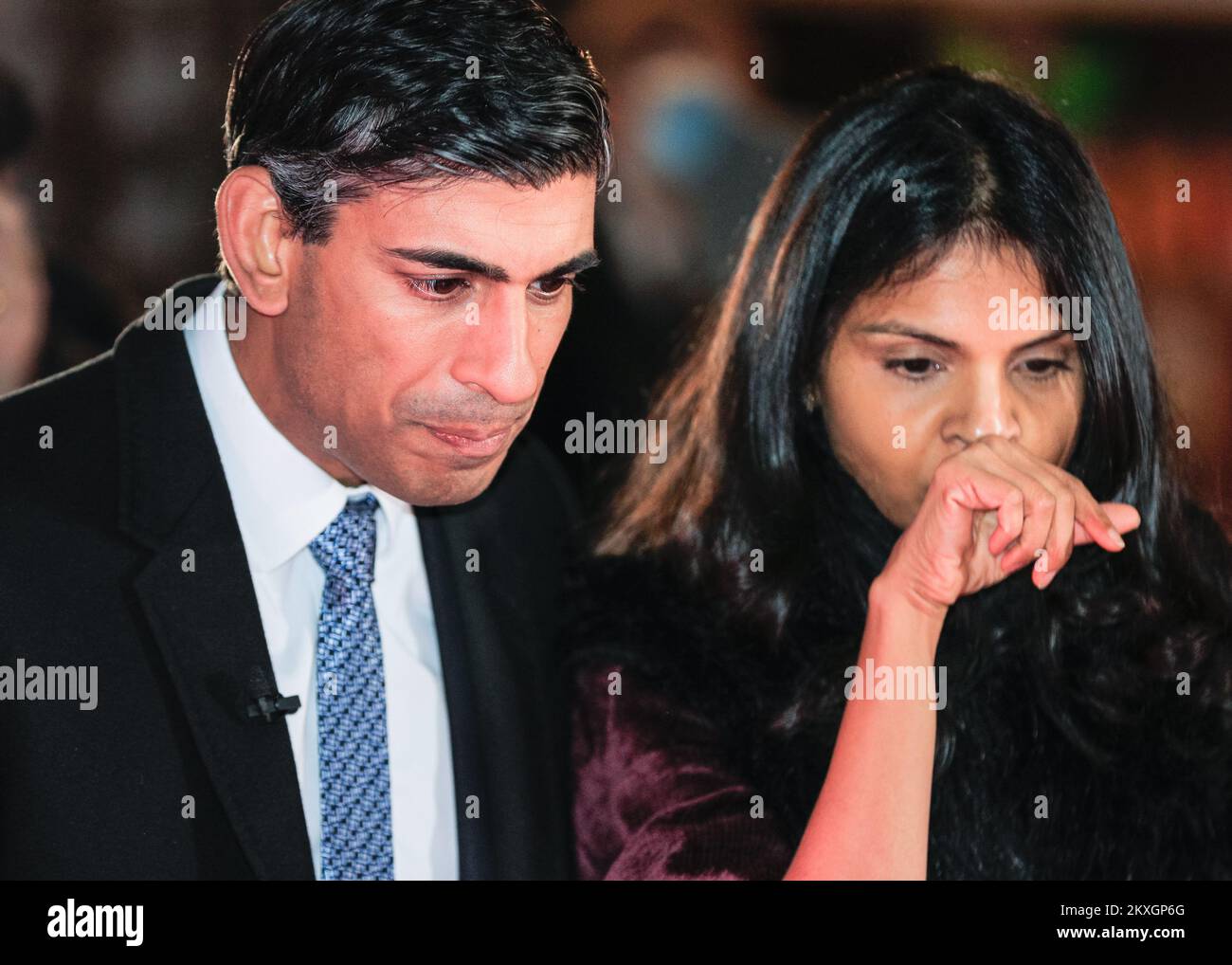 London, UK. 30th Nov, 2022. The Sunaks chat to traders at Neary Nogs ...