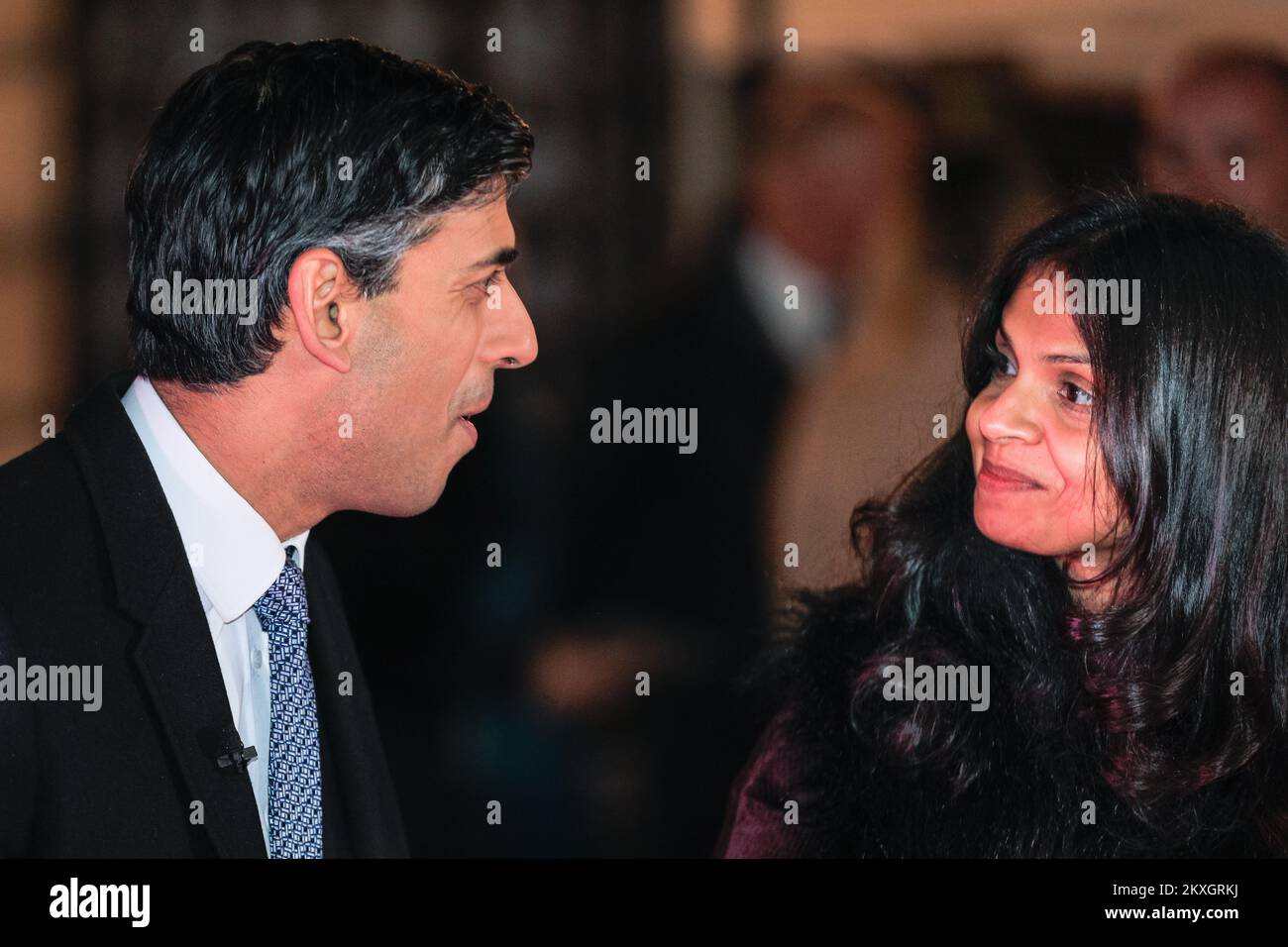 London, UK. 30th Nov, 2022. The Sunaks chat to traders at Neary Nogs ...