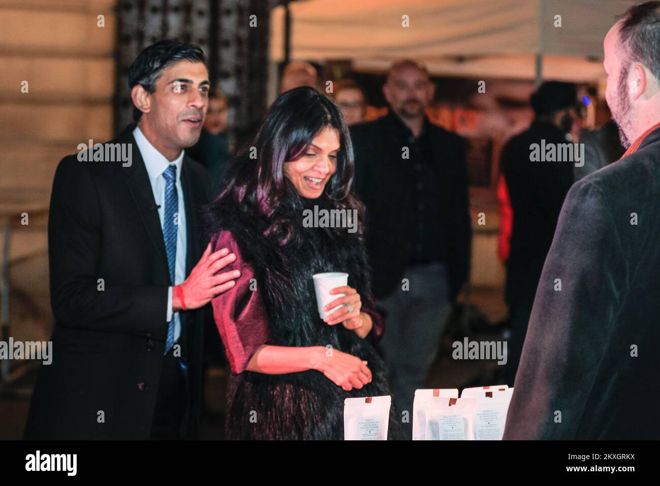 London, UK. 30th Nov, 2022. The Sunaks chat to traders at Neary Nogs ...