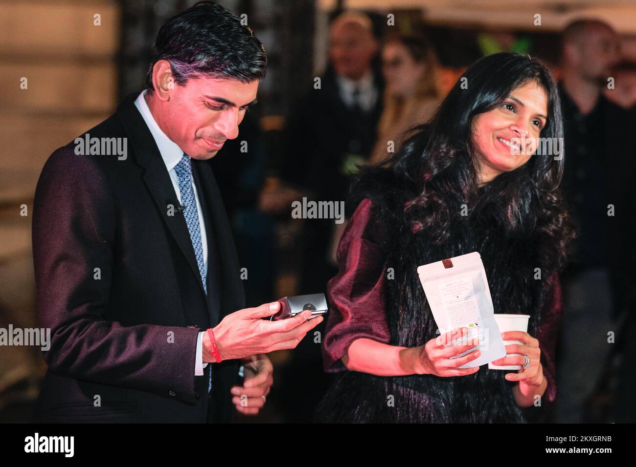 London, UK. 30th Nov, 2022. The Sunaks chat to traders at Neary Nogs ...