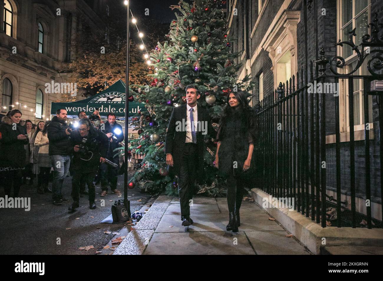 London, UK. 30th Nov, 2022. The Sunaks place a hand blown Christmas ...