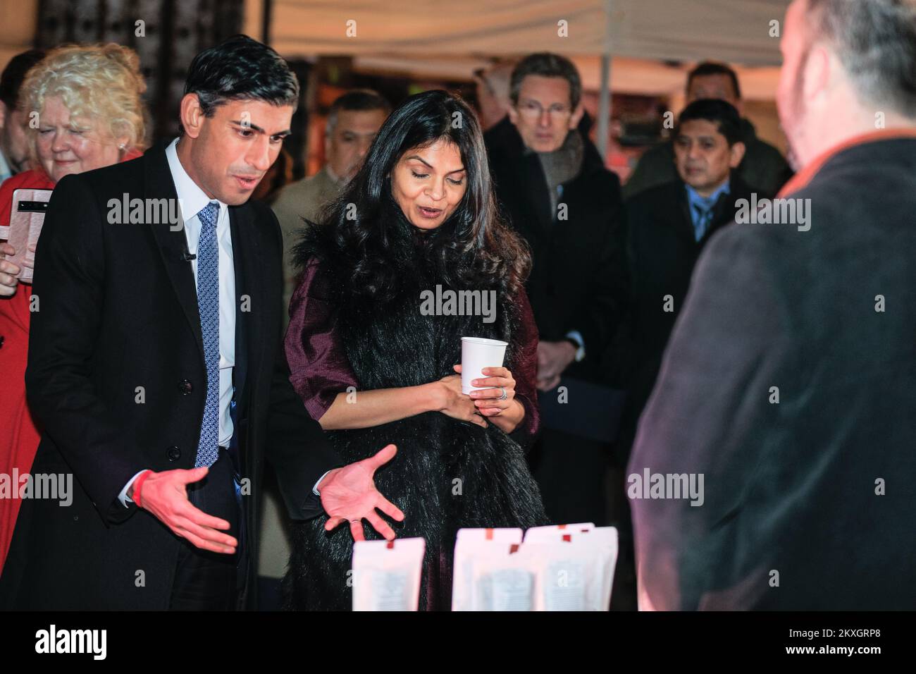 London, UK. 30th Nov, 2022. The Sunaks chat to traders at Neary Nogs ...