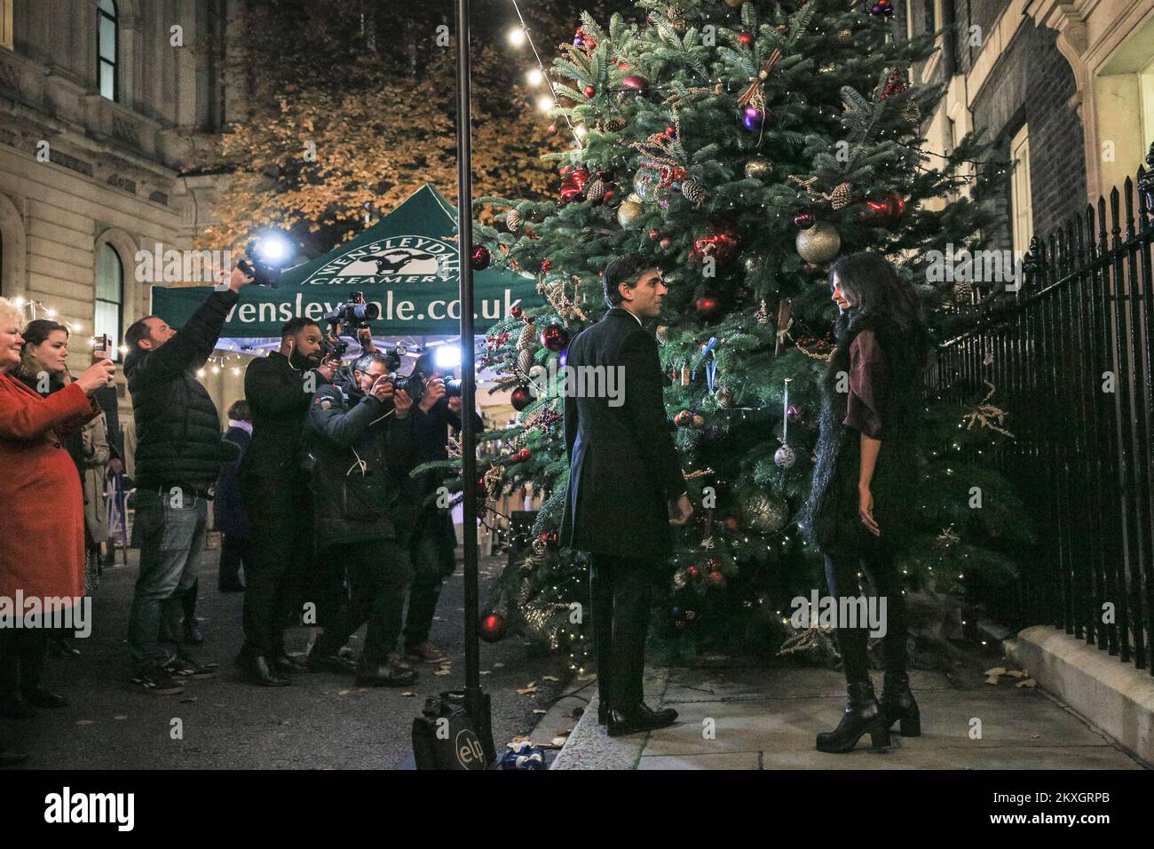 London, UK. 30th Nov, 2022. The Sunaks place a hand blown Christmas ...