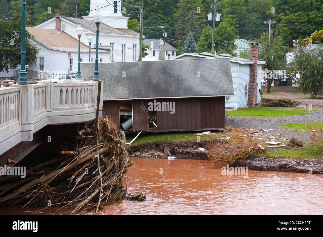 House lifted off foundation hi-res stock photography and images - Alamy