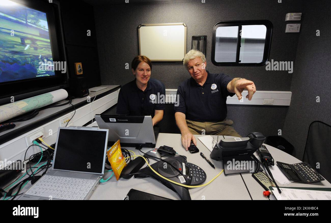 Mobile emergency operations center hi-res stock photography and images ...