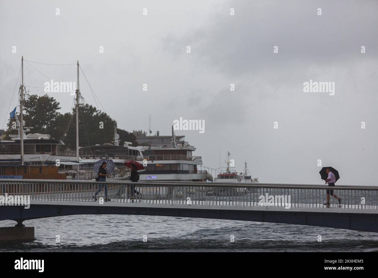 Change of summer weather with heavy rain and low temperatures in Zadar ...