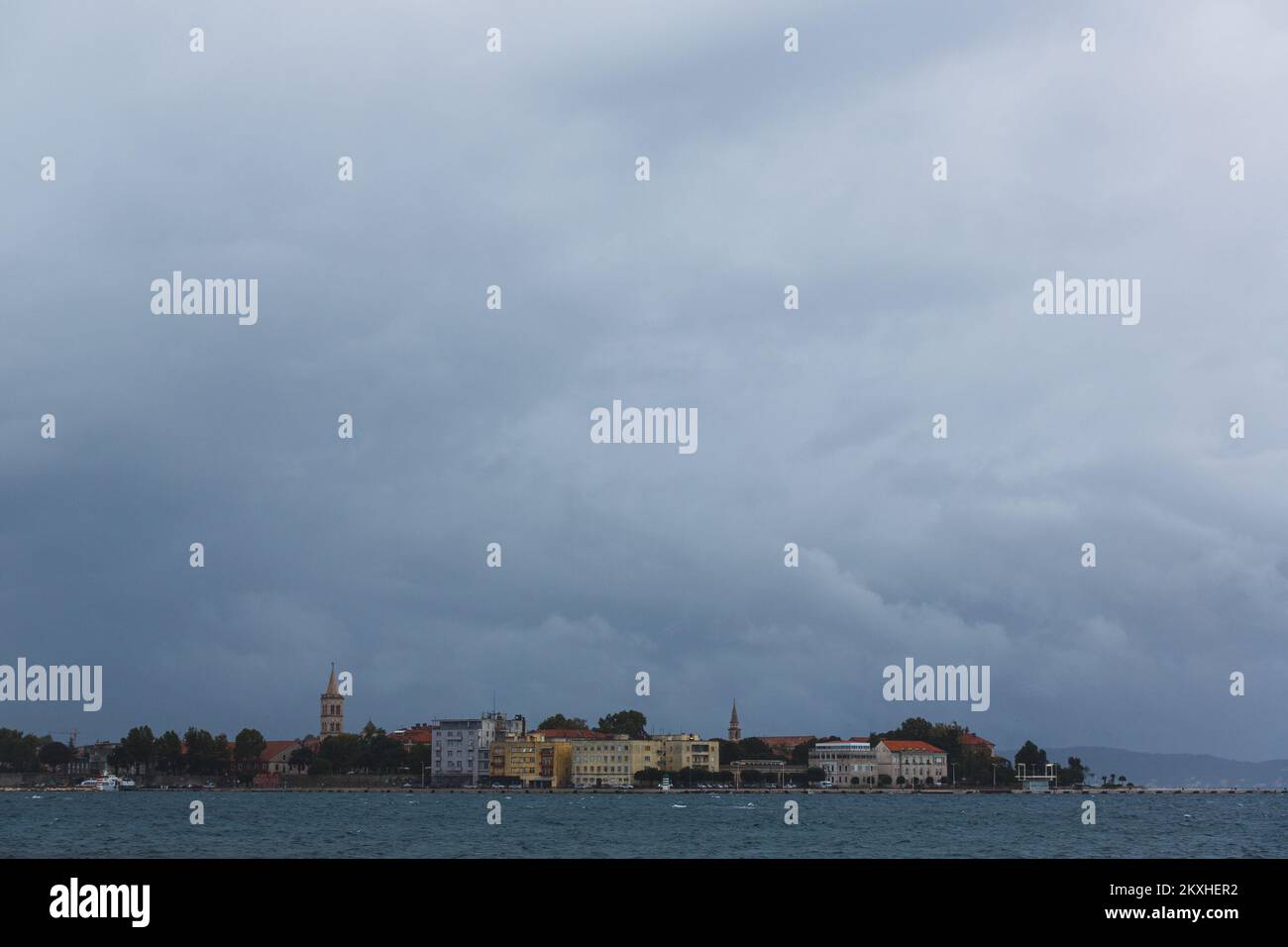 Change of summer weather with heavy rain and low temperatures in Zadar ...