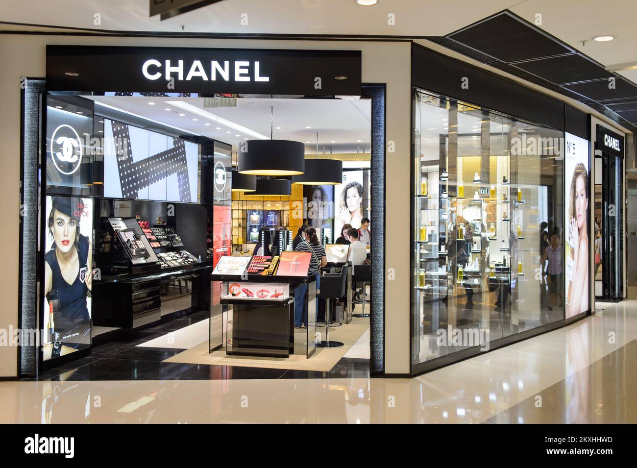 Chanel makeup ad hi-res stock photography and images - Alamy