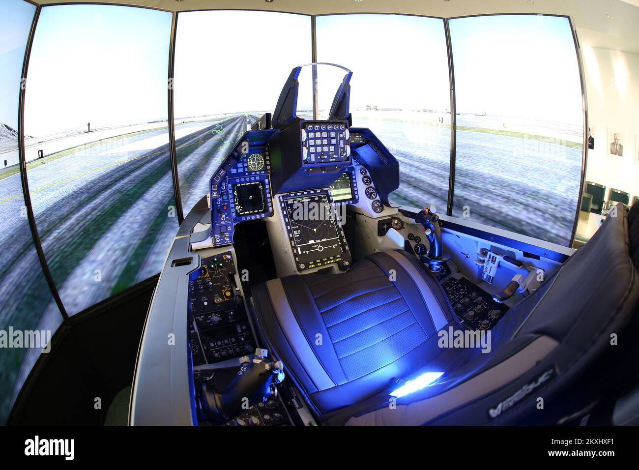 F 16 simulator hi-res stock photography and images - Alamy