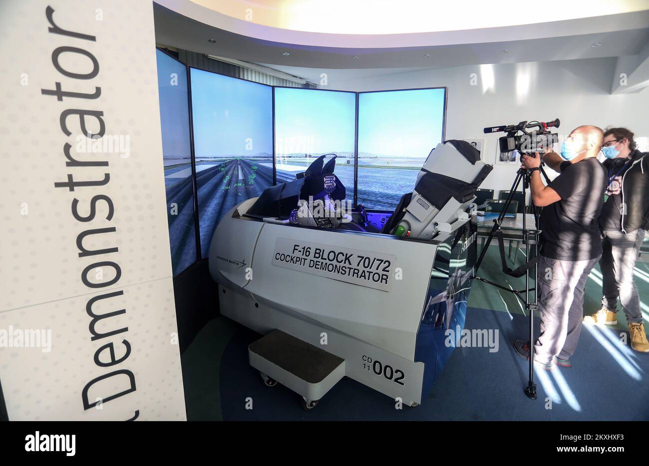 F 16 simulator hi-res stock photography and images - Alamy