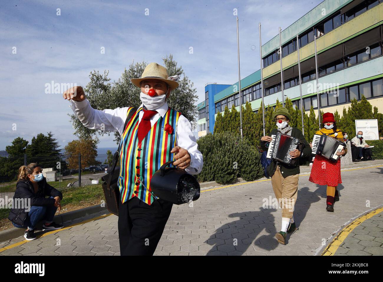 The Clown Red Noses performed in front of the Izola General Hospital in ...