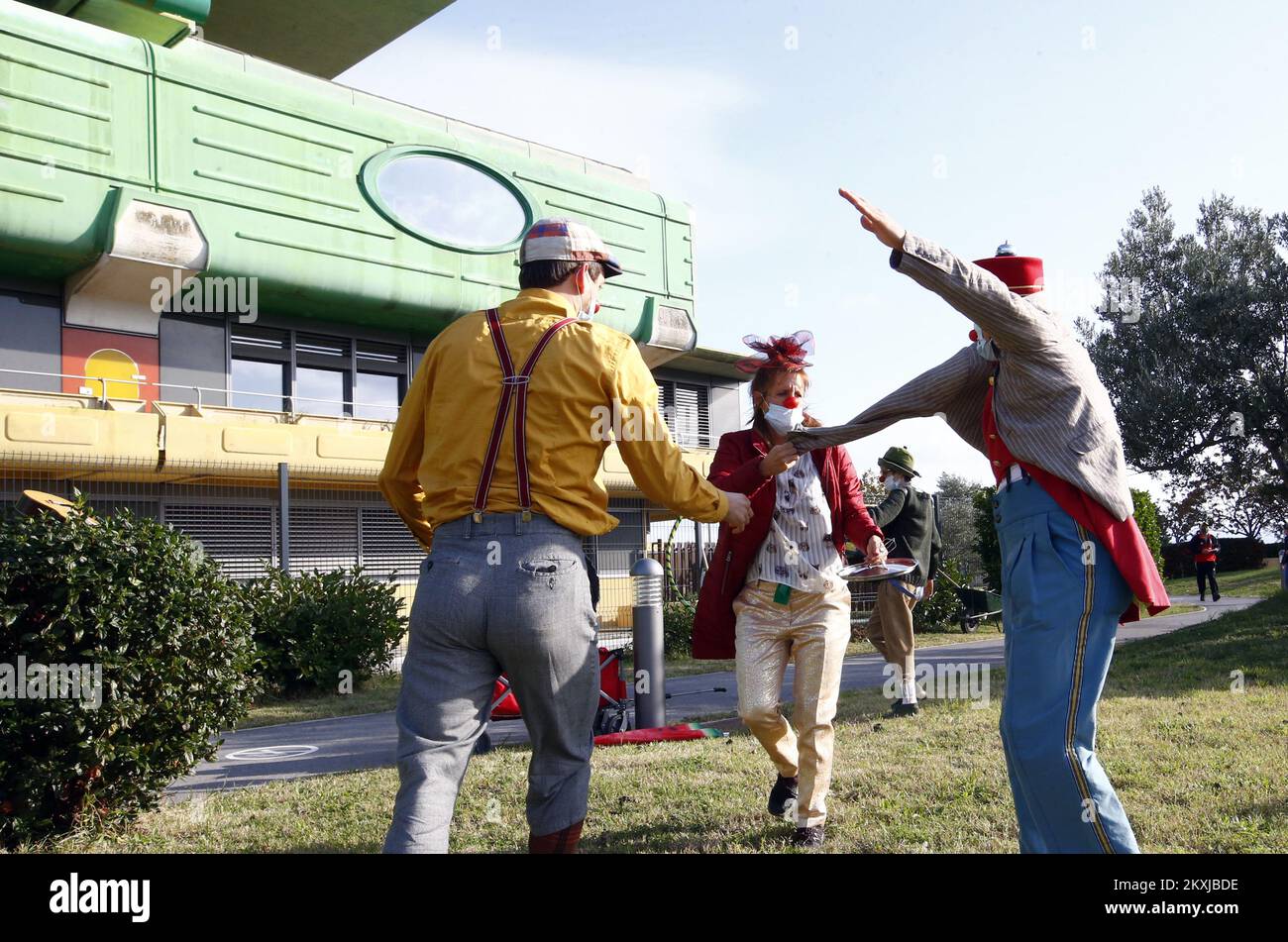 The Clown Red Noses performed in front of the Izola General Hospital in ...